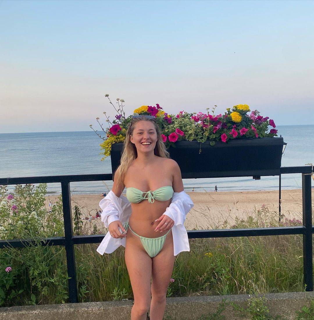 Bikini weather | Scrolller