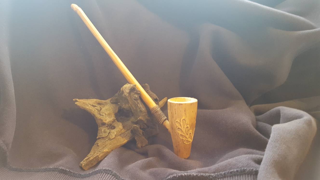 Bilbo Baggins Long stem Hobbit pipe with carving | Scrolller