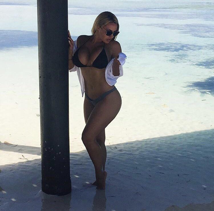 bimbo body looking incredible in bikini | Scrolller