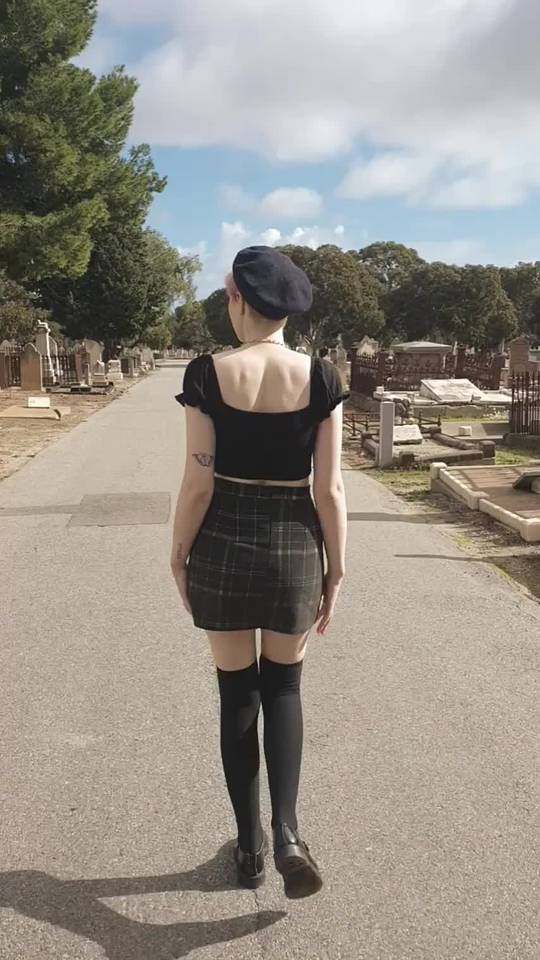 Bit cheeky in the graveyard | Scrolller