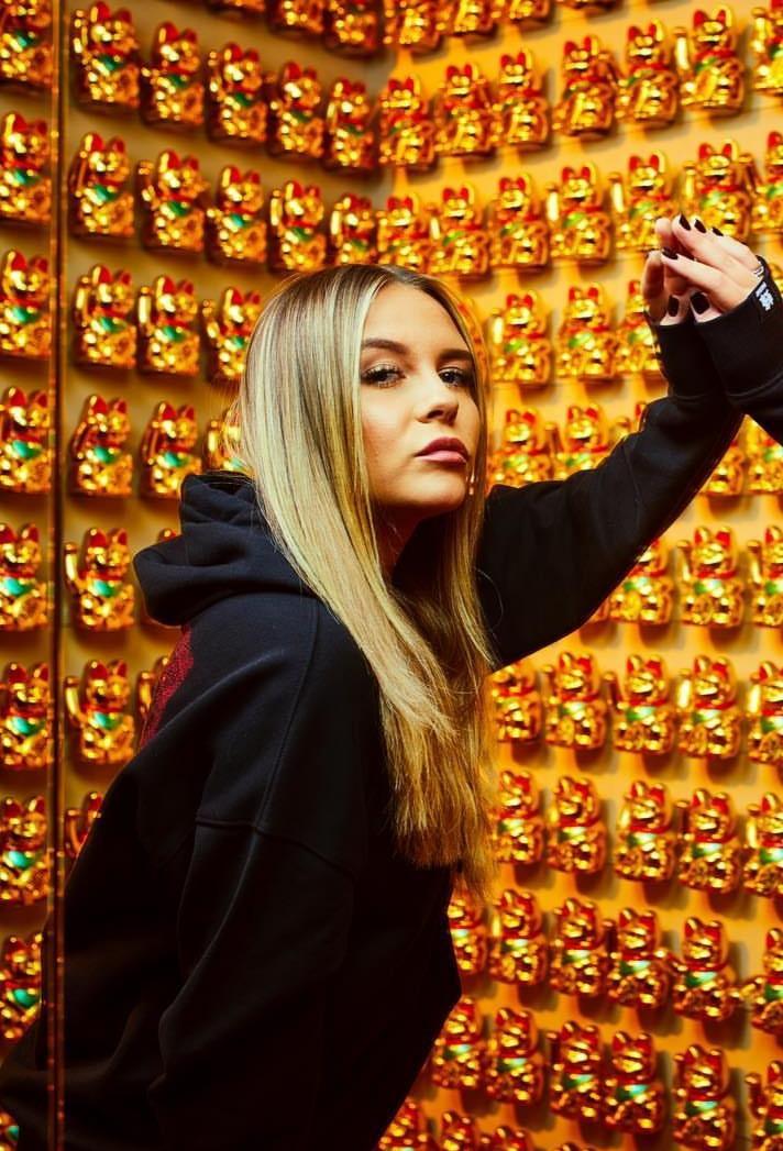 Bitch-Blick | Scrolller