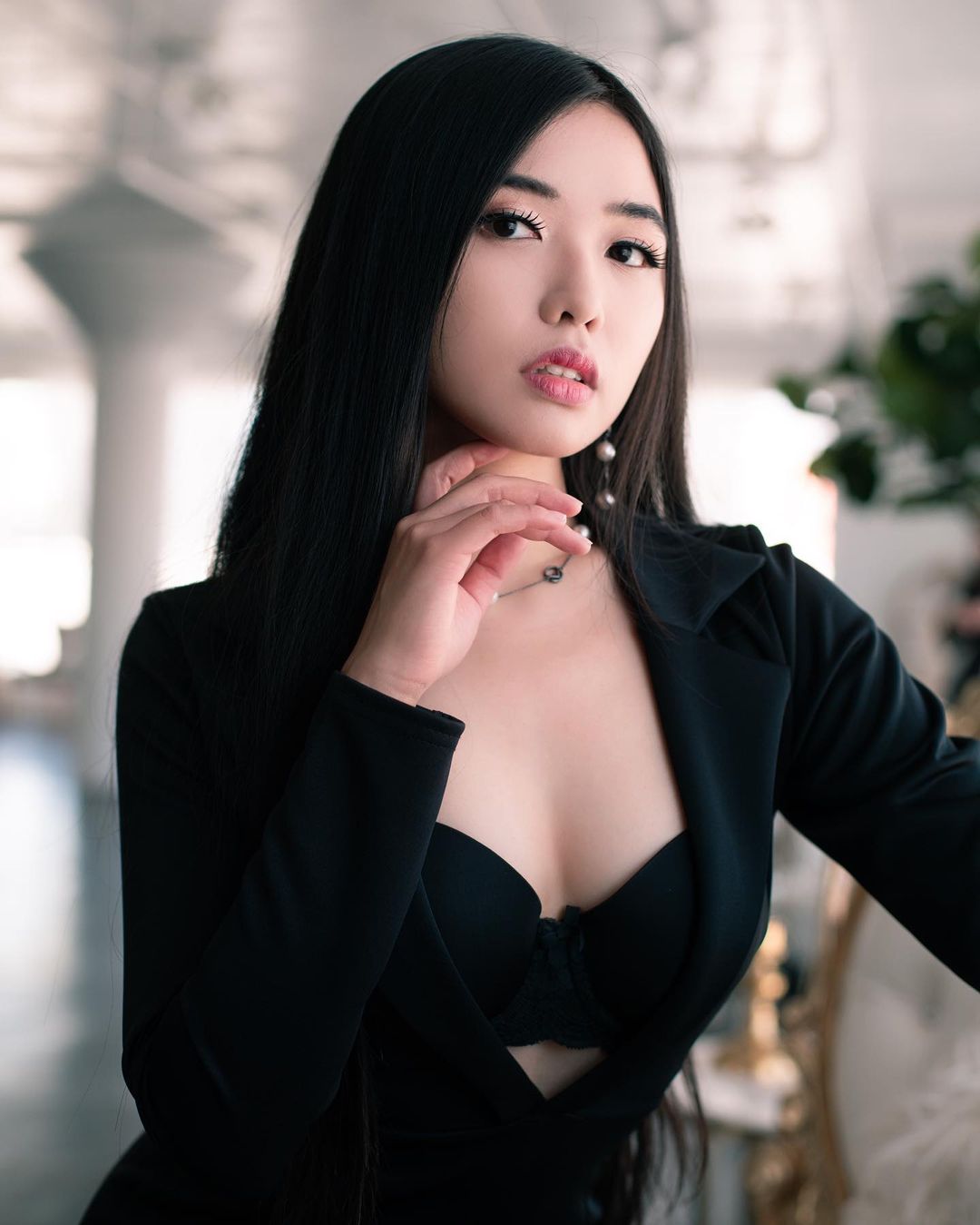 Black bra and jacket | Scrolller