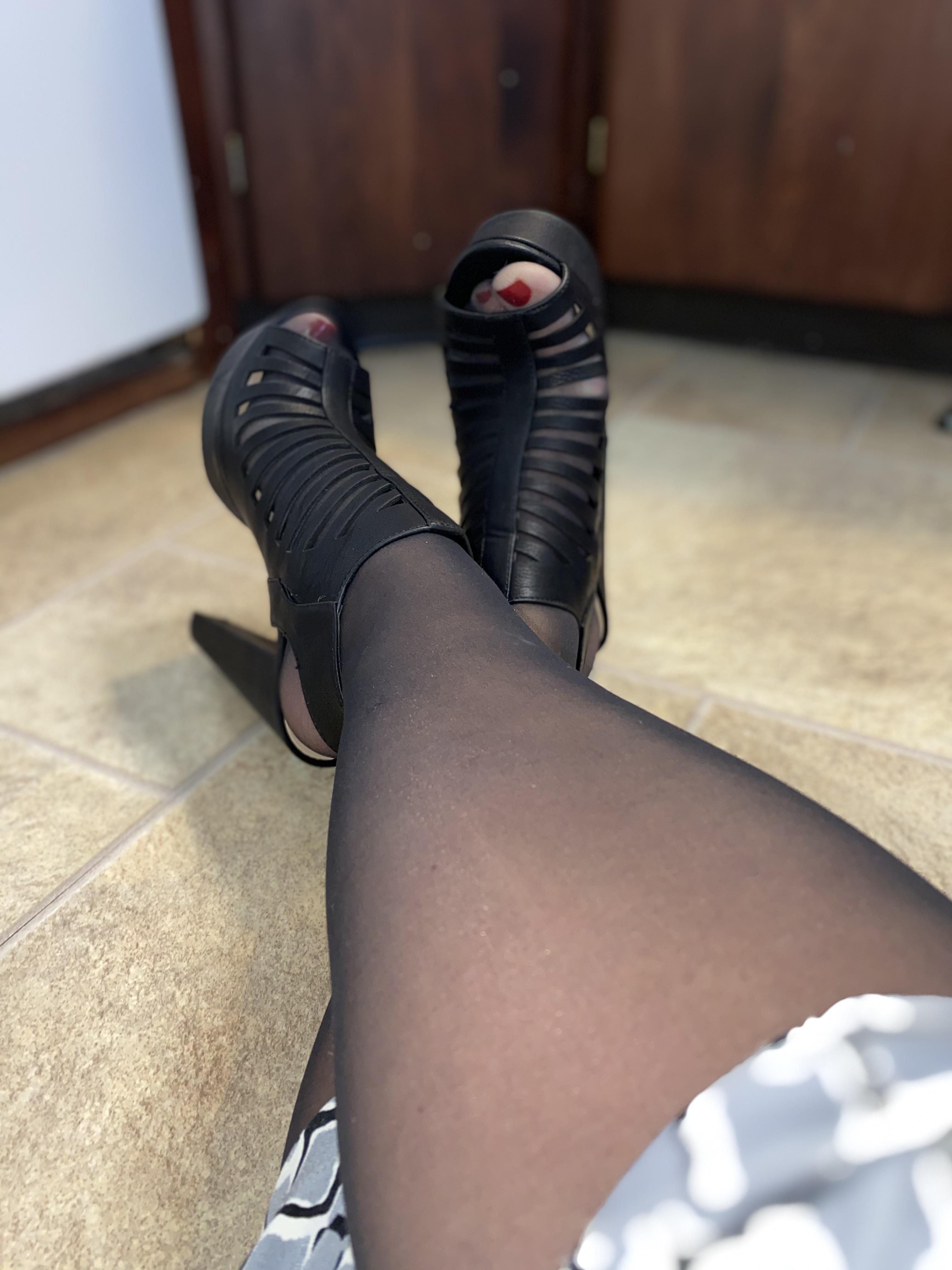Black hose and my peep toes 😘 | Scrolller