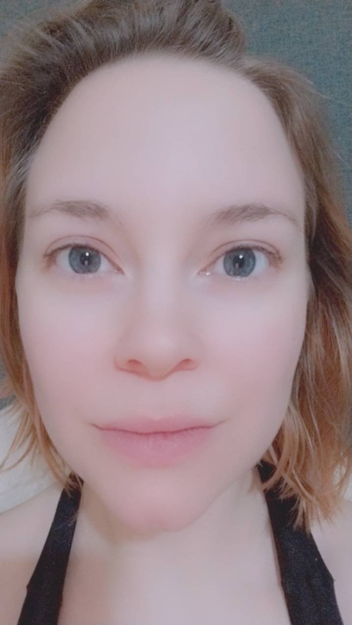 Blue eyes and pink lips | Scrolller