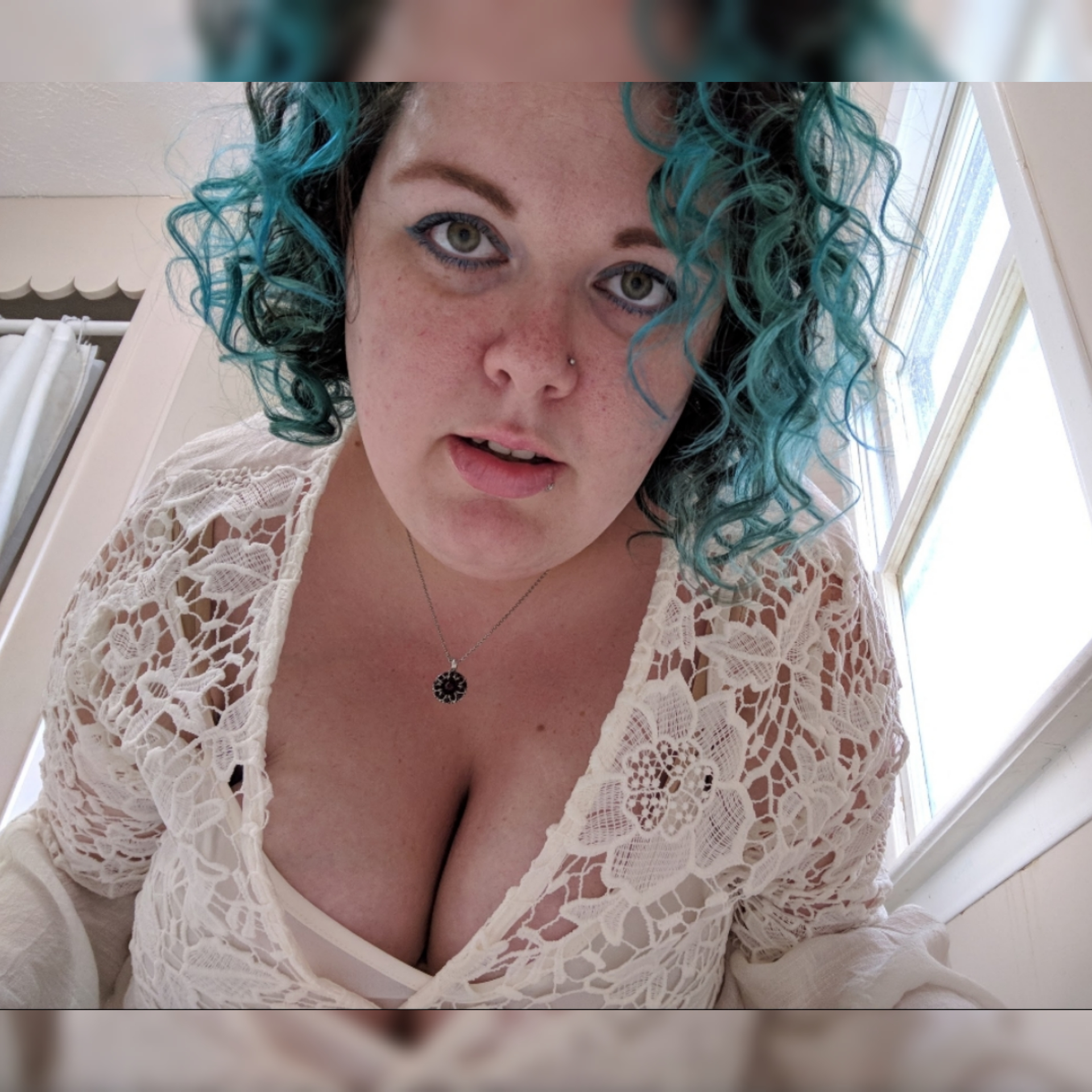 Blue hair and white lace | Scrolller