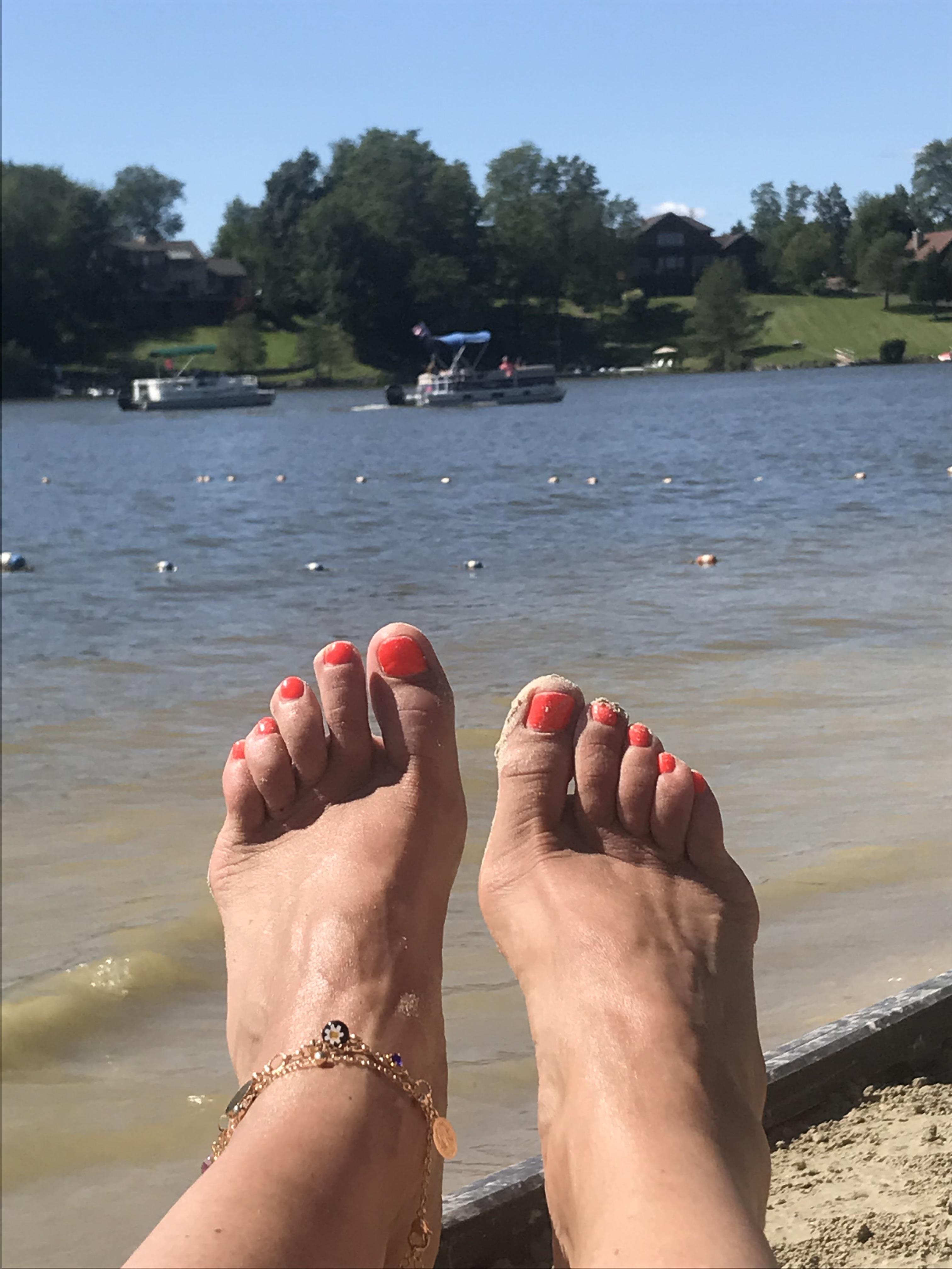 Boats ‘N Toes | Scrolller