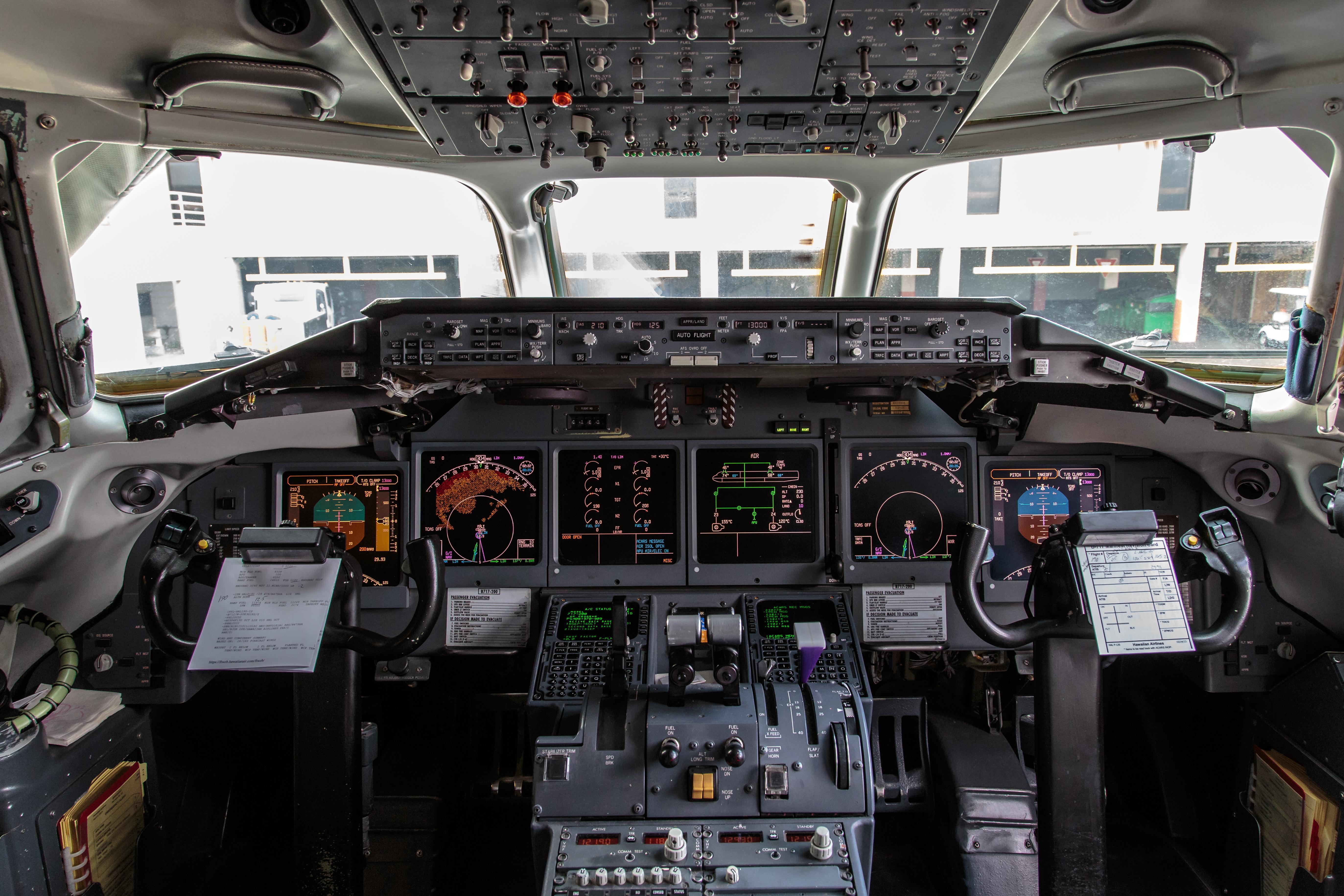 Boeing 717-200 Cockpit | Scrolller