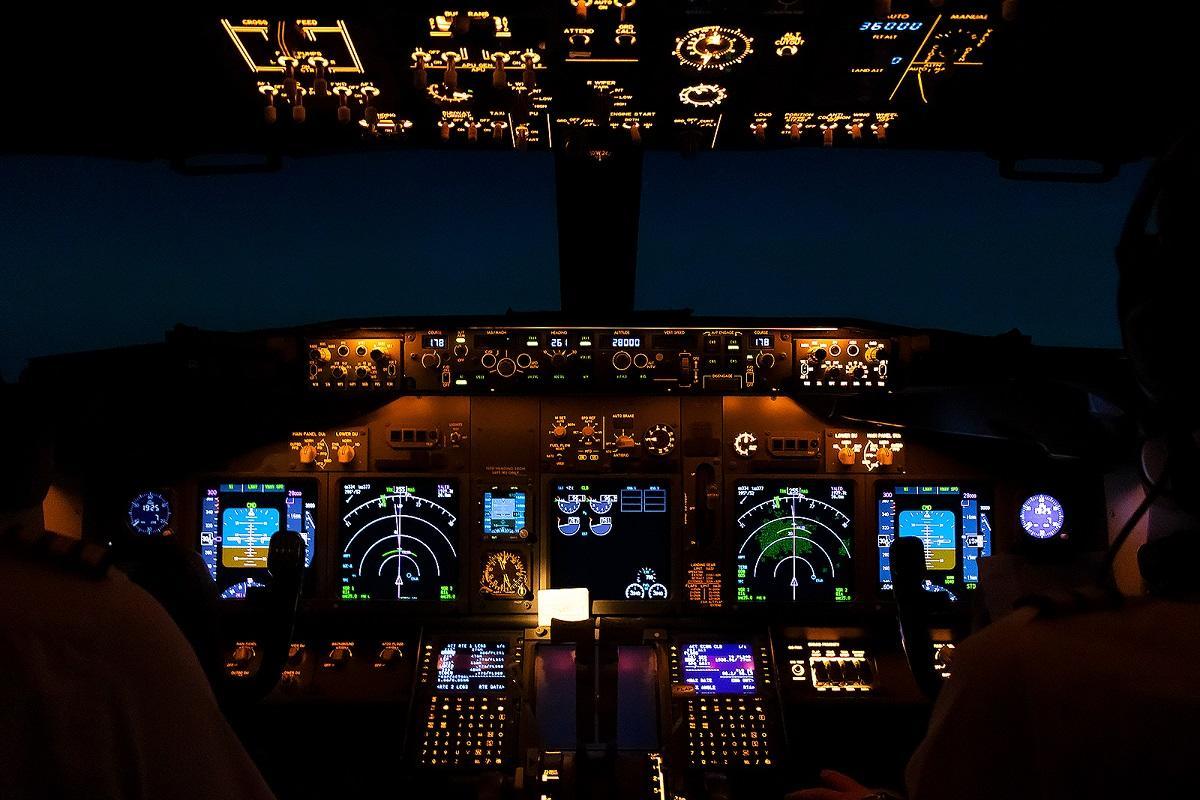 Boeing 737 cockpit during climb out of RIX | Scrolller