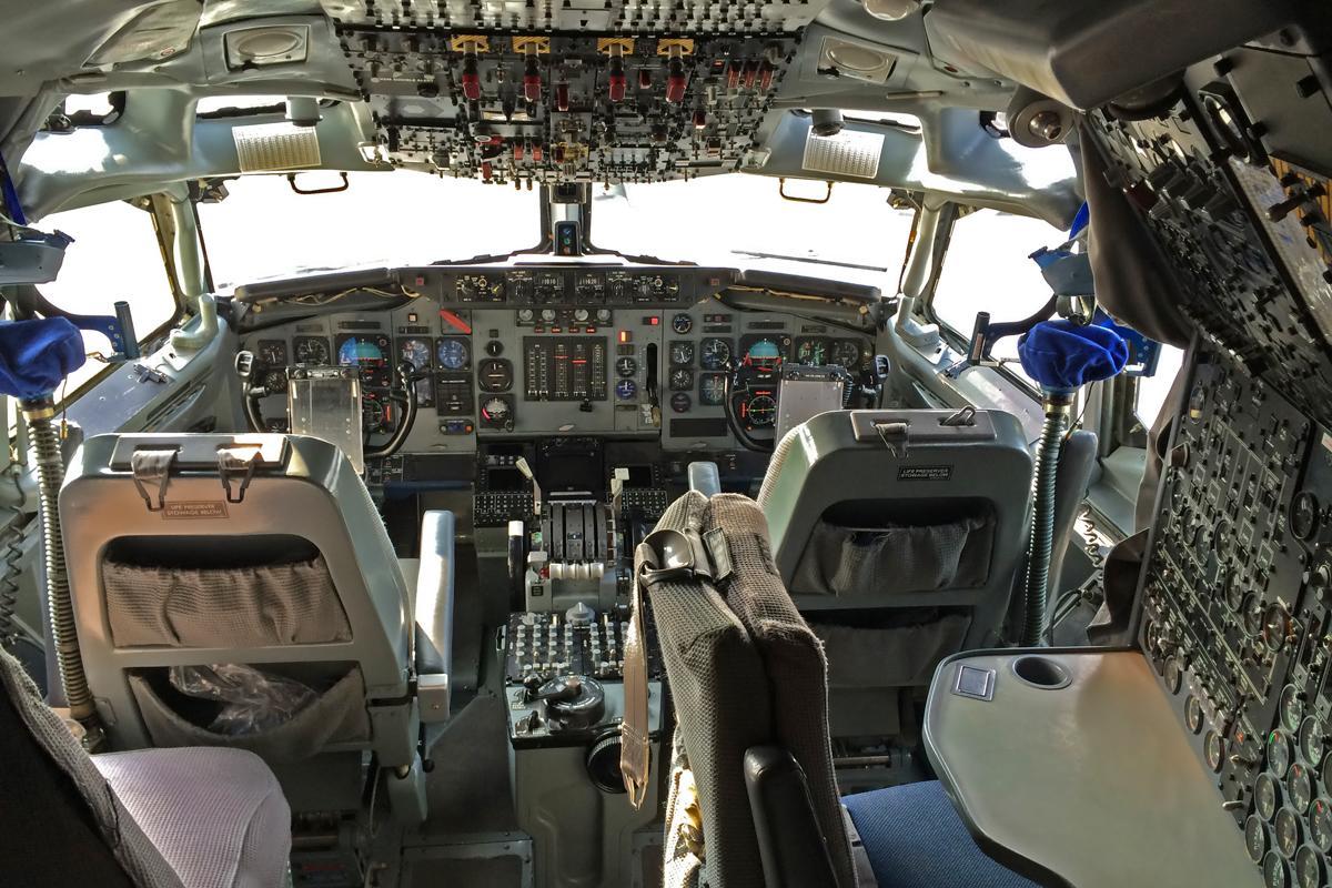 Boeing E-3 Sentry cockpit | Scrolller