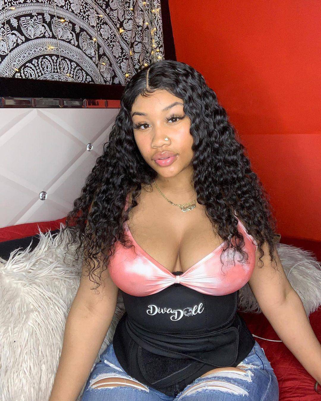 Boobs popping out with the waist trainer👀 | Scrolller