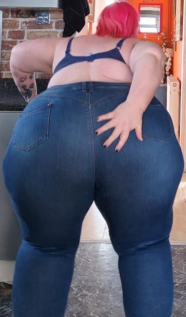 BOOTY ALERT !!!!!!!!!! | Scrolller