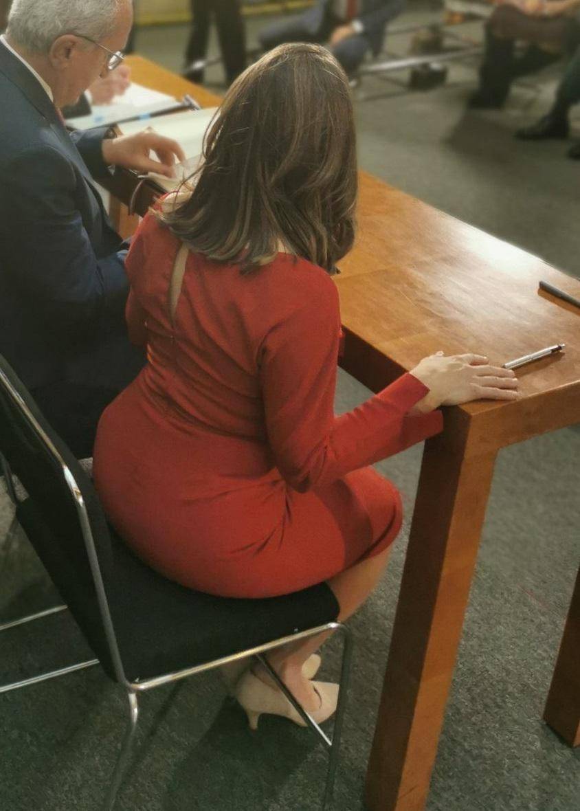 Booty sitting down | Scrolller