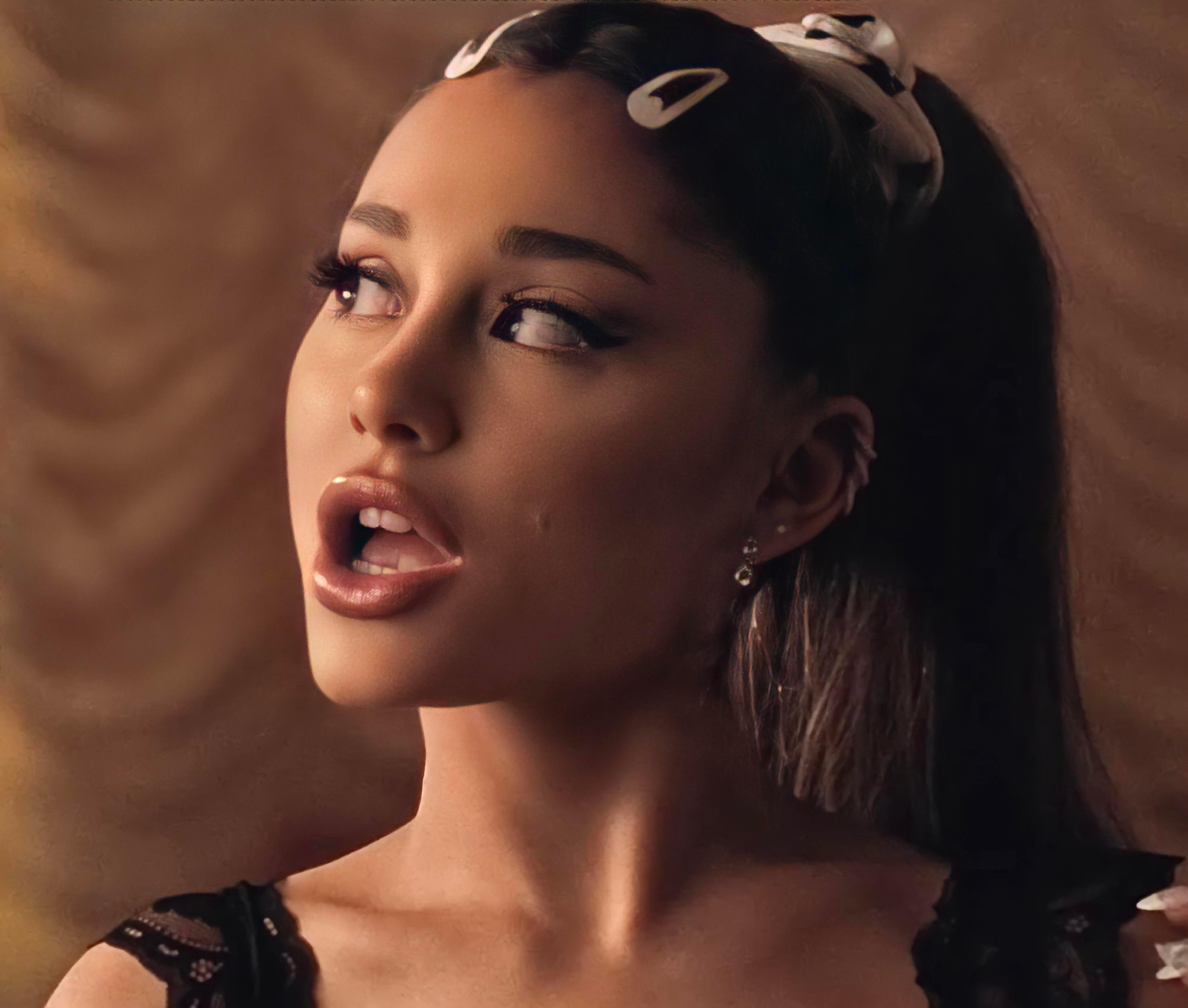 Brain still melting for Ariana come make it happen faster | Scrolller