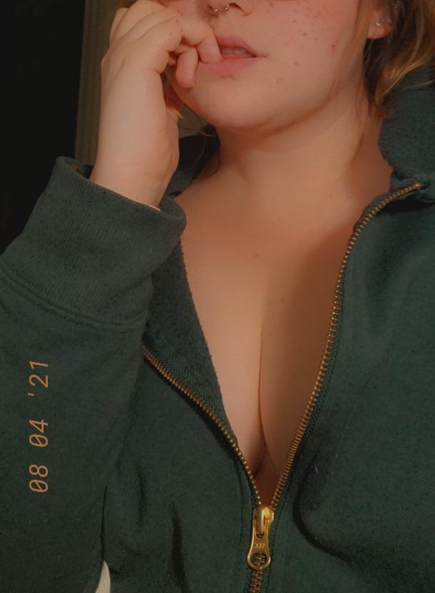 Braless Cleavage? | Scrolller