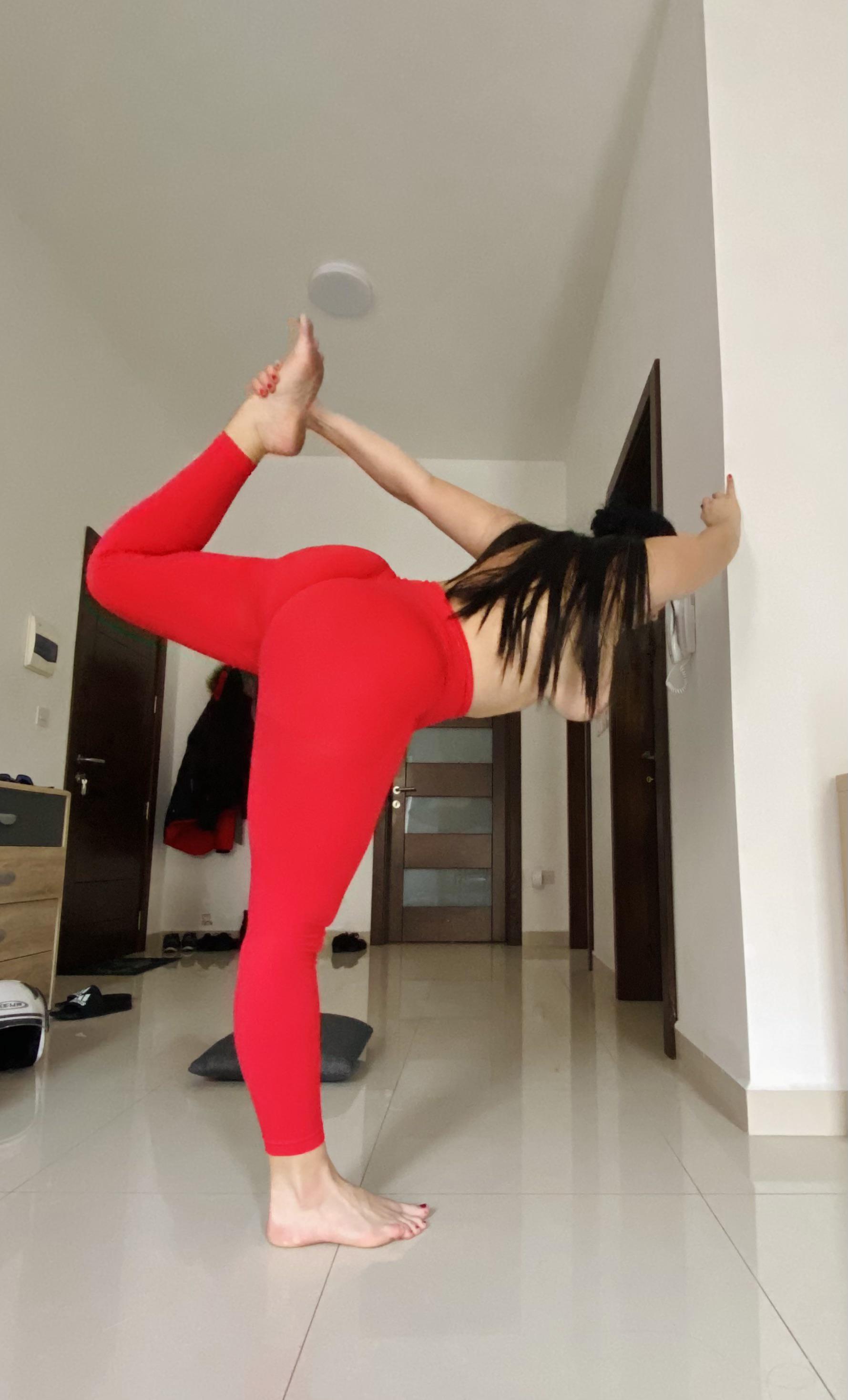 Bright red yoga pants 🥵 | Scrolller