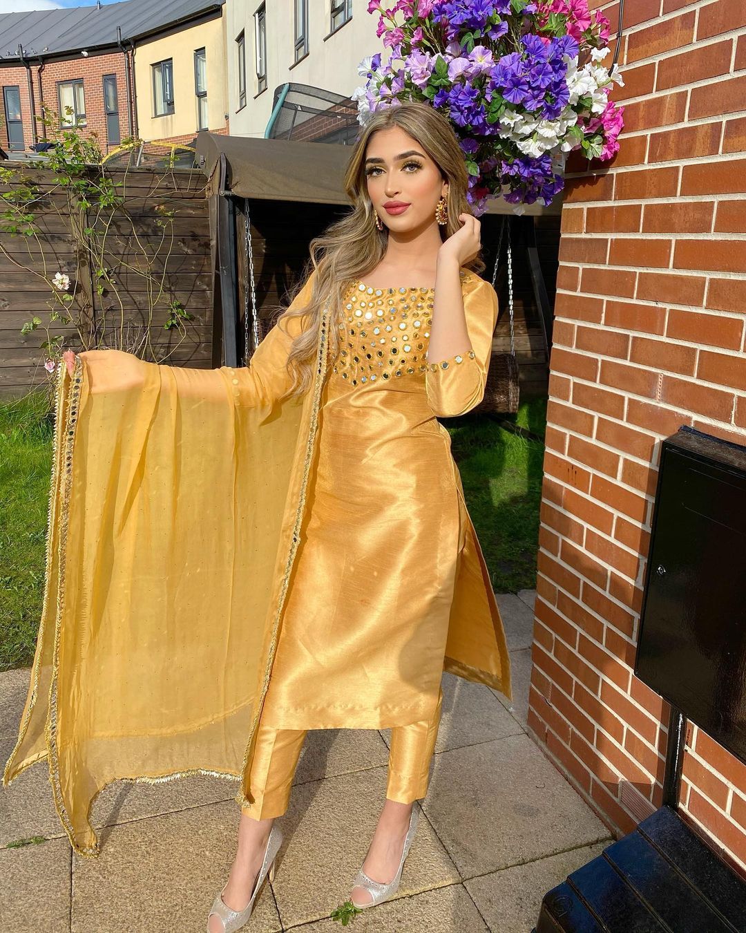 British Pakistani Beauty in Ethnic Dress | Scrolller