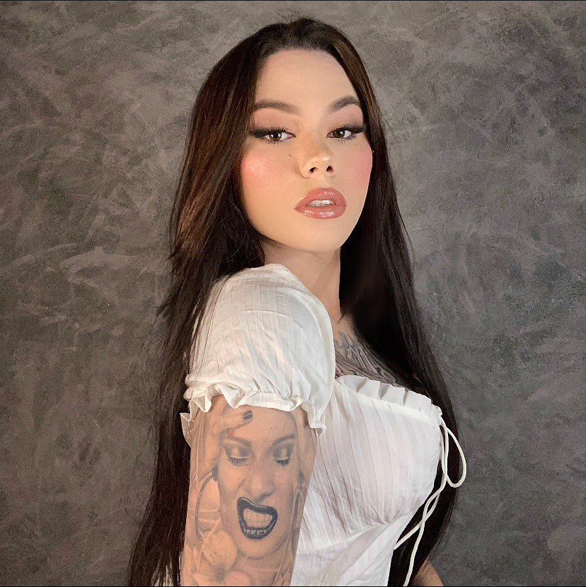 Bruna Tivo | Scrolller