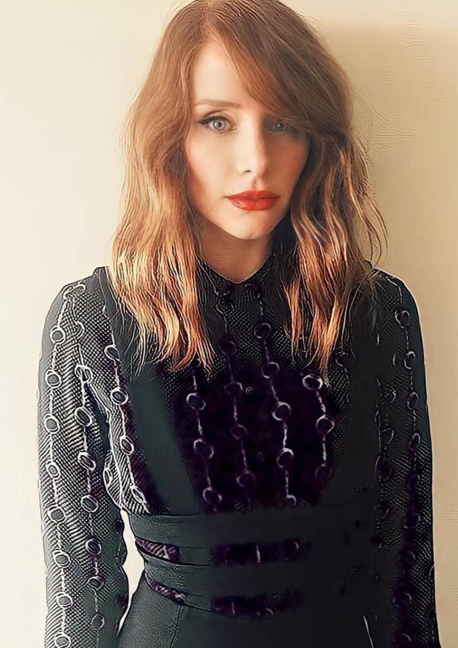 Bryce dallas Howard.. Red hair and red lips... My weakness | Scrolller