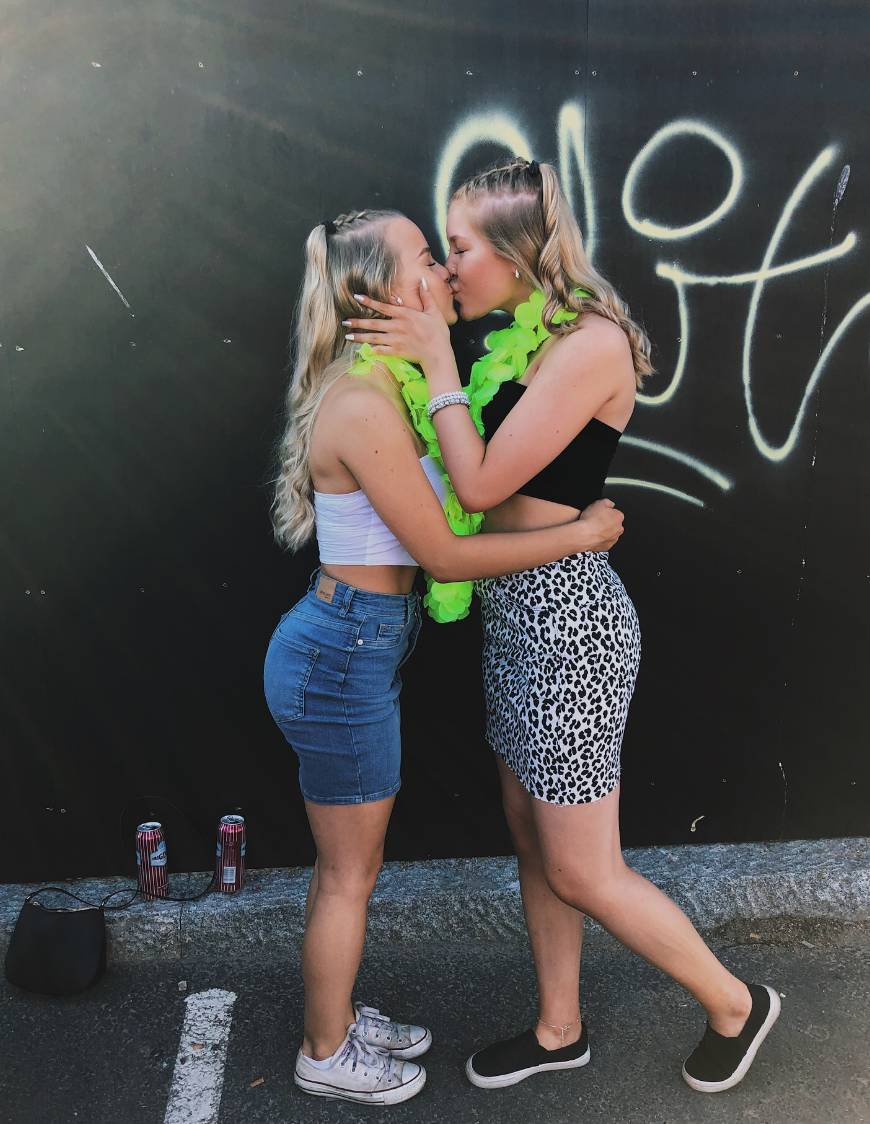 Bubble butt in jeans | Scrolller