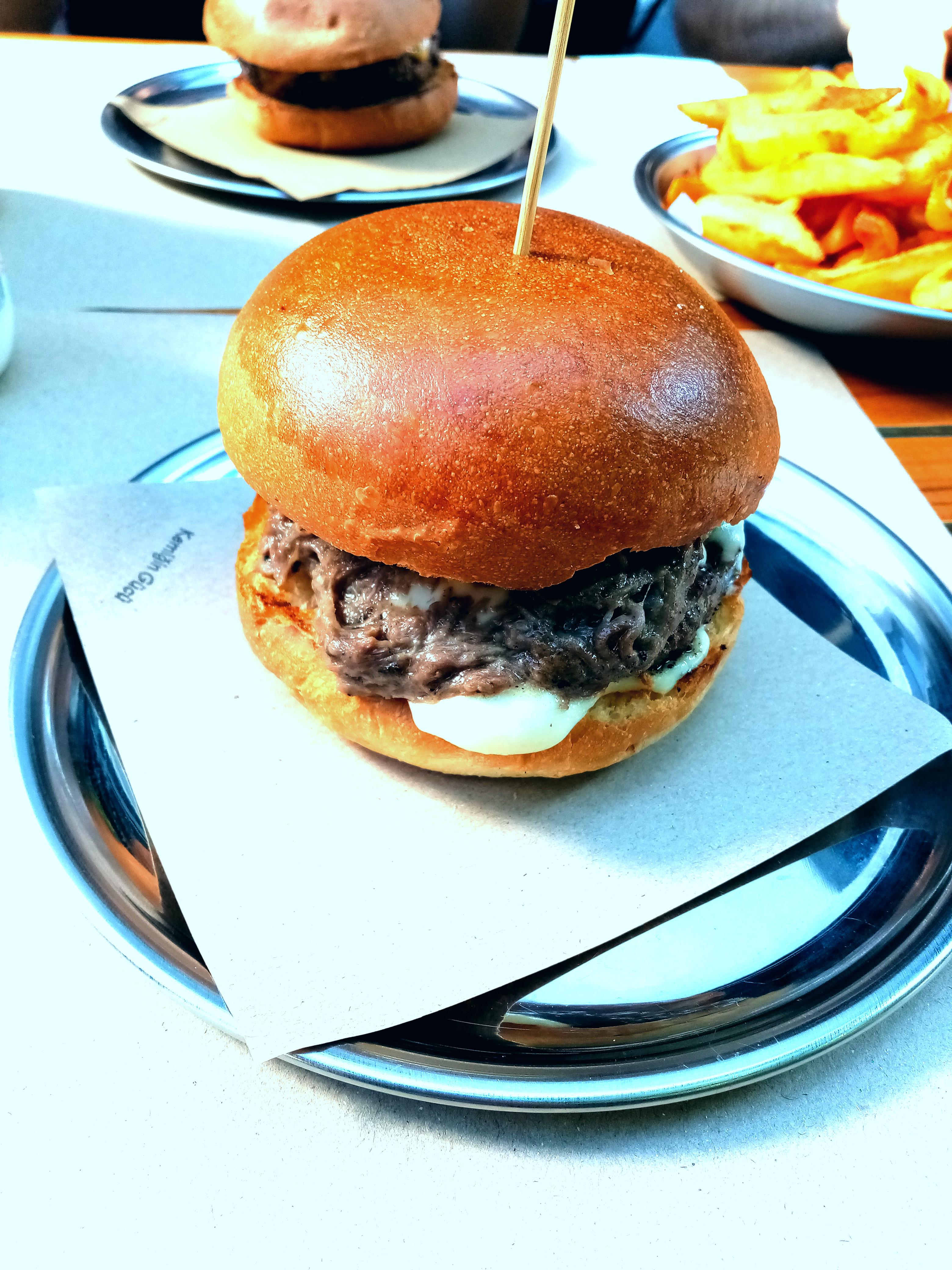 Bugün de hamburger | Scrolller