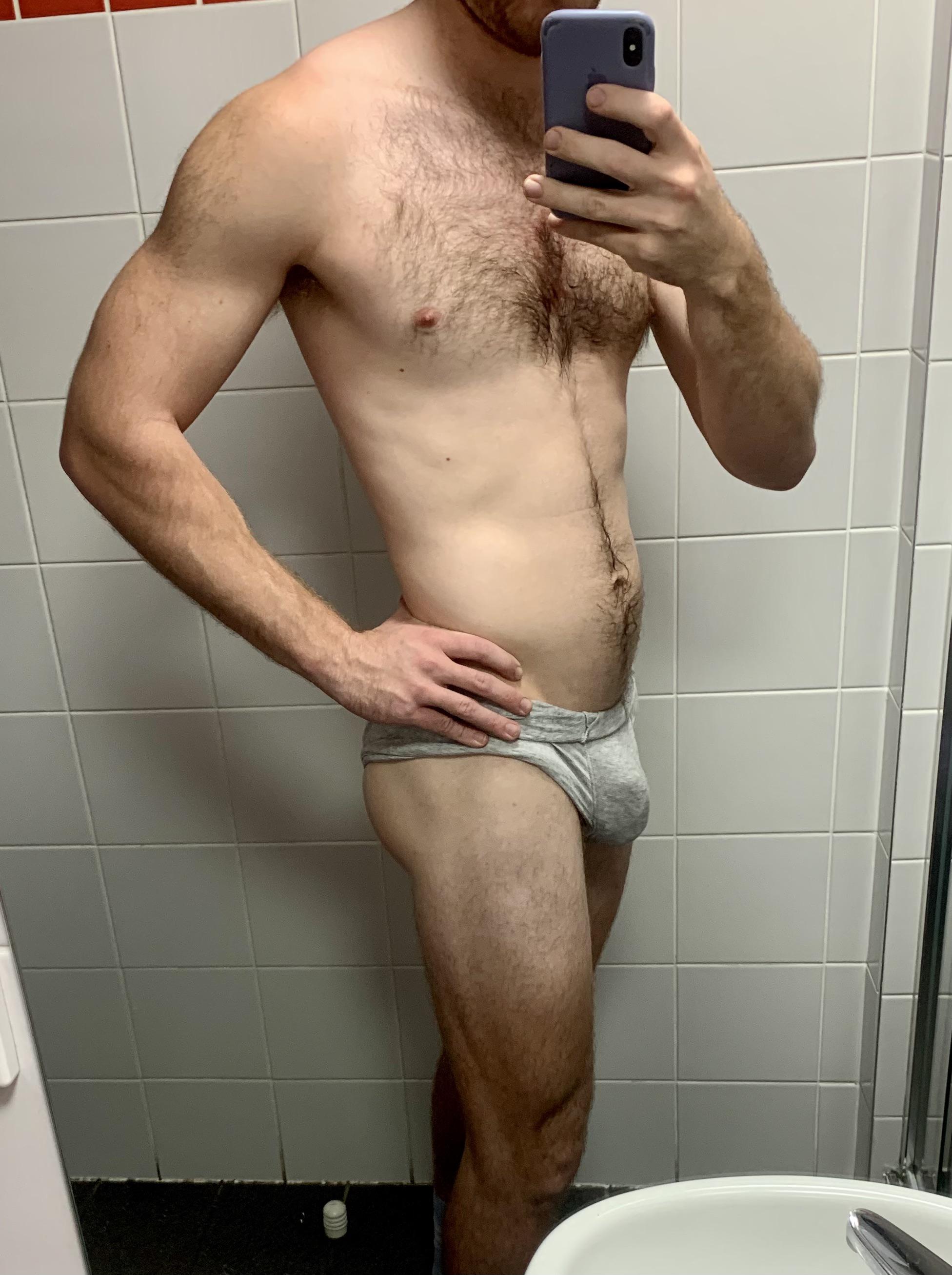 Bulge at the gym | Scrolller