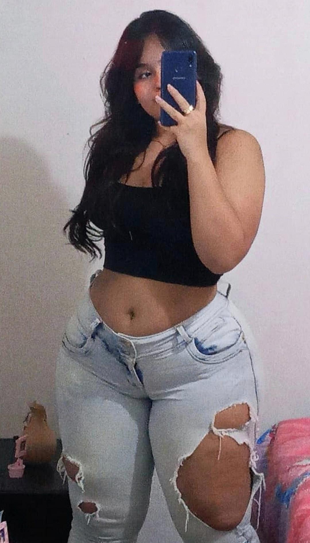 BUSTIN OUT THEM JEANS😬👀 | Scrolller