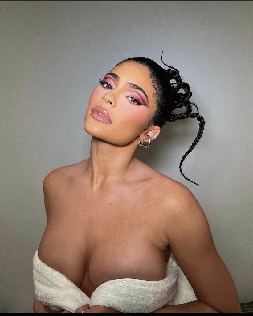 Busty Kylie | Scrolller