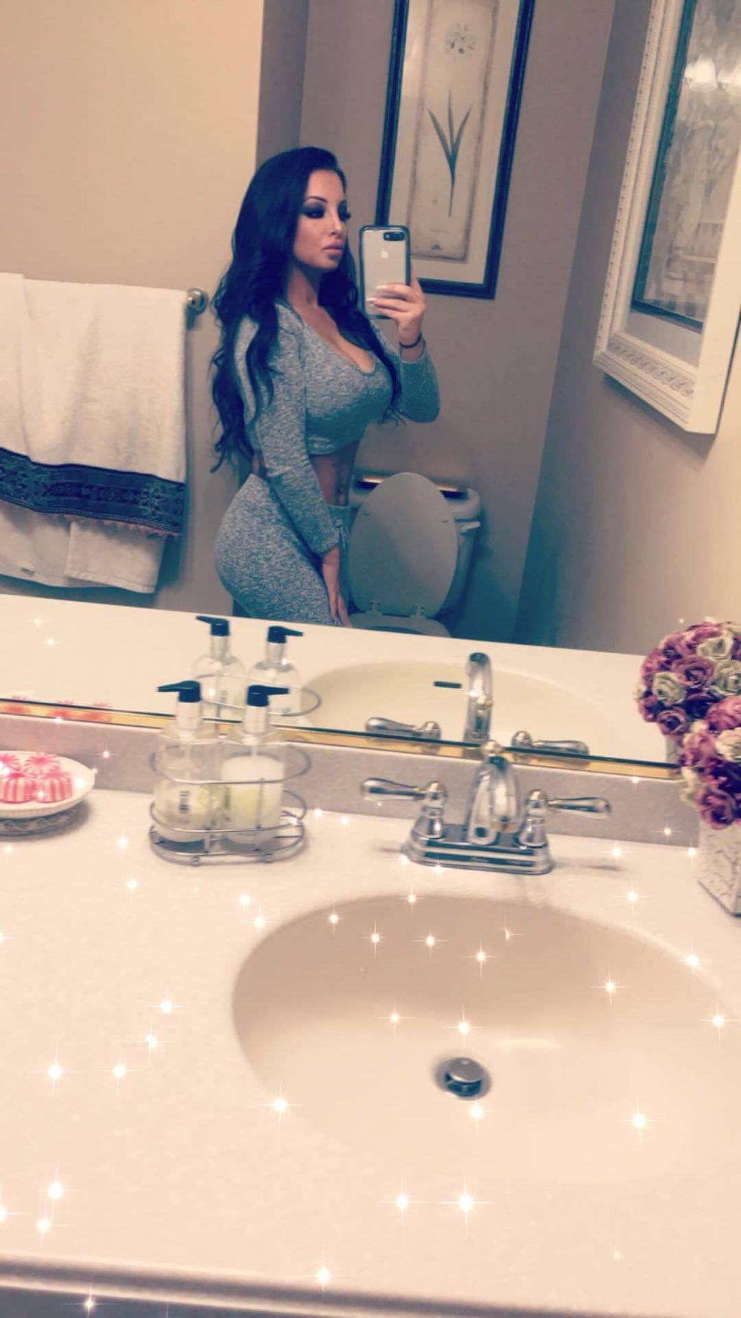 Busty selfie | Scrolller