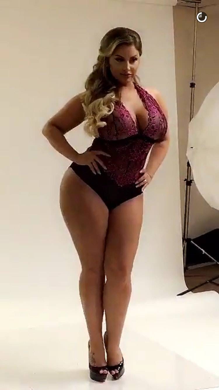 Busty thicc ass ho | Scrolller