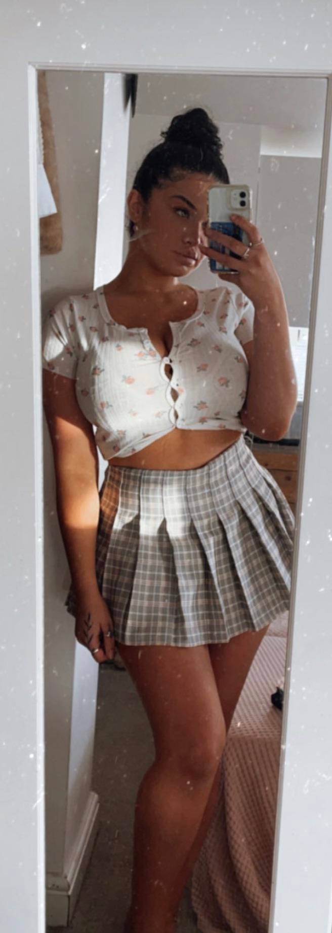 Button strain | Scrolller