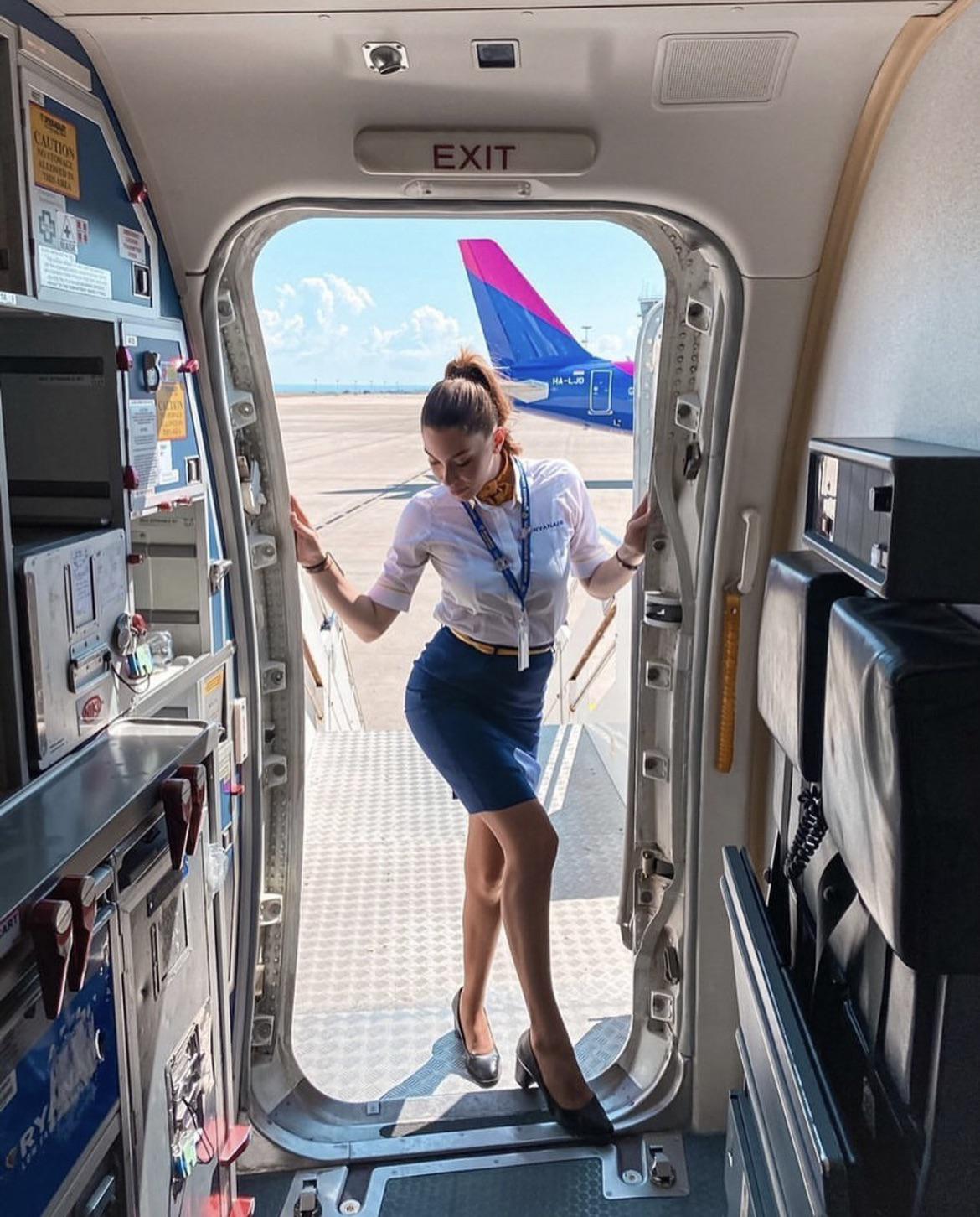 Cabin crew | Scrolller