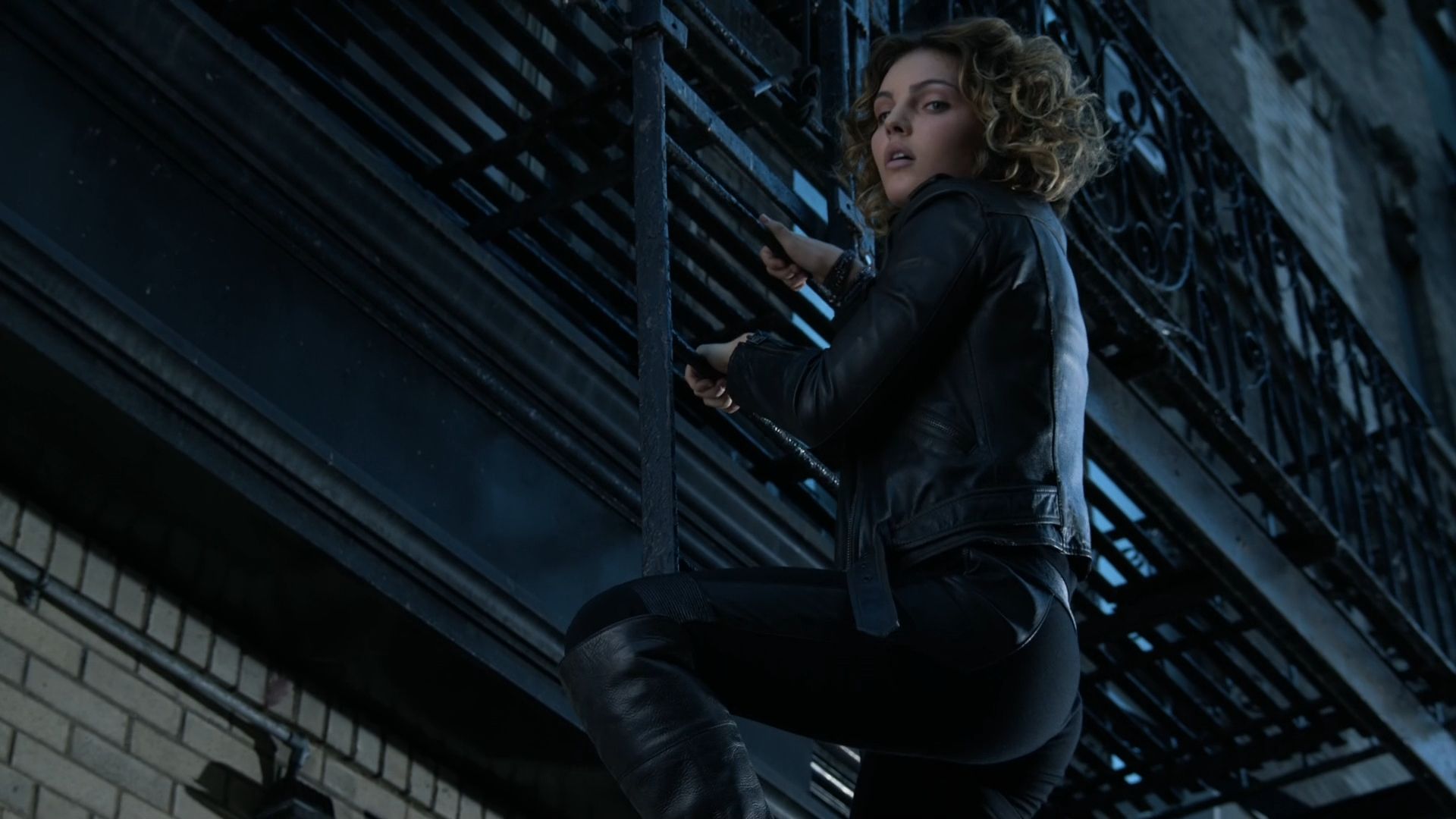 Camren's big ass on a ladder | Scrolller