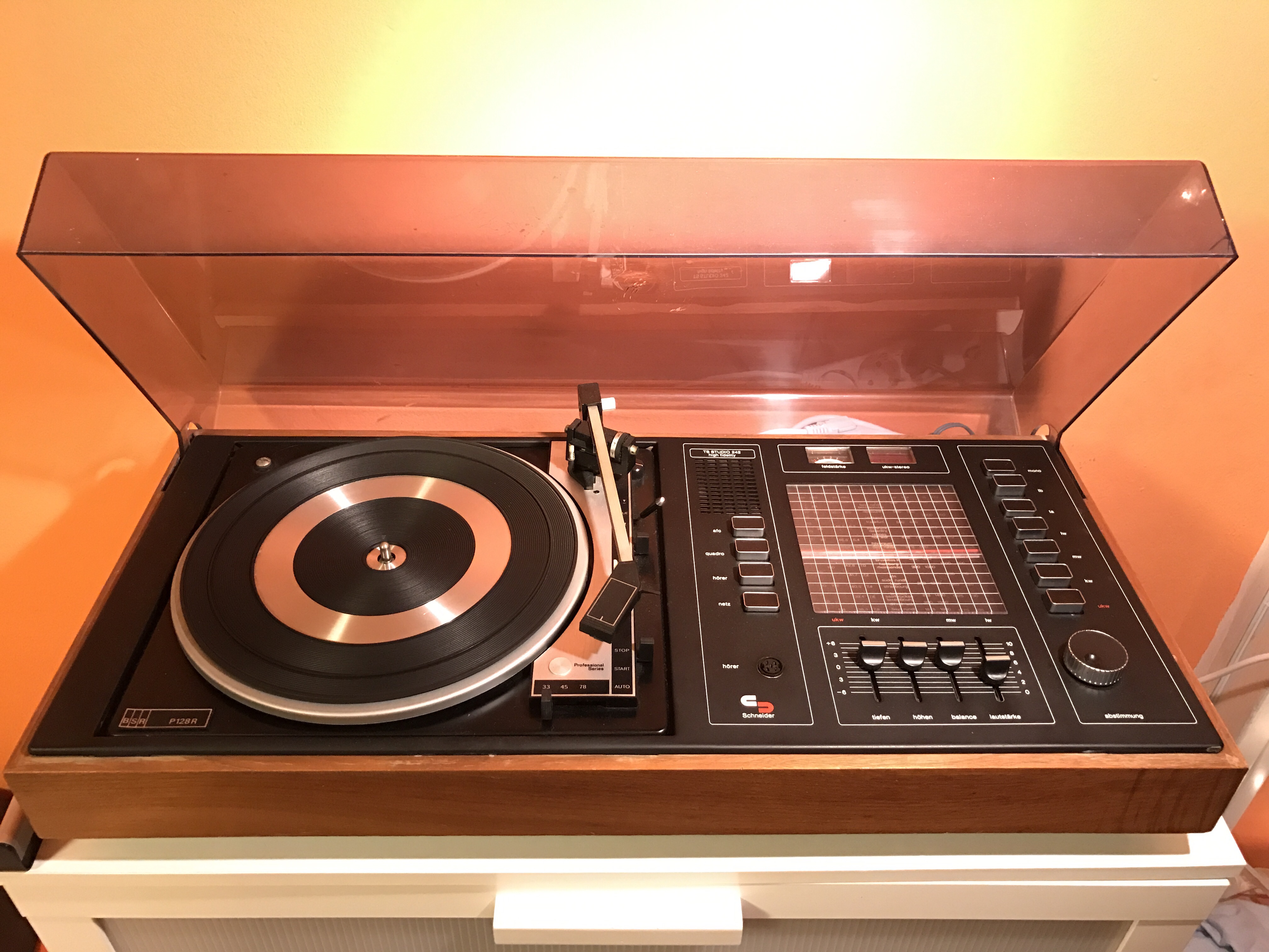 Can anyone recognise this turntable/radio combo? The turntable is a BSR p128r | Scrolller