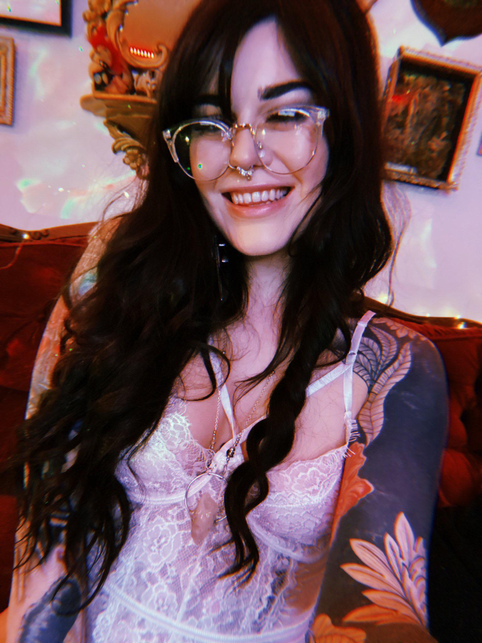 Can I sit on your lap plz | Scrolller