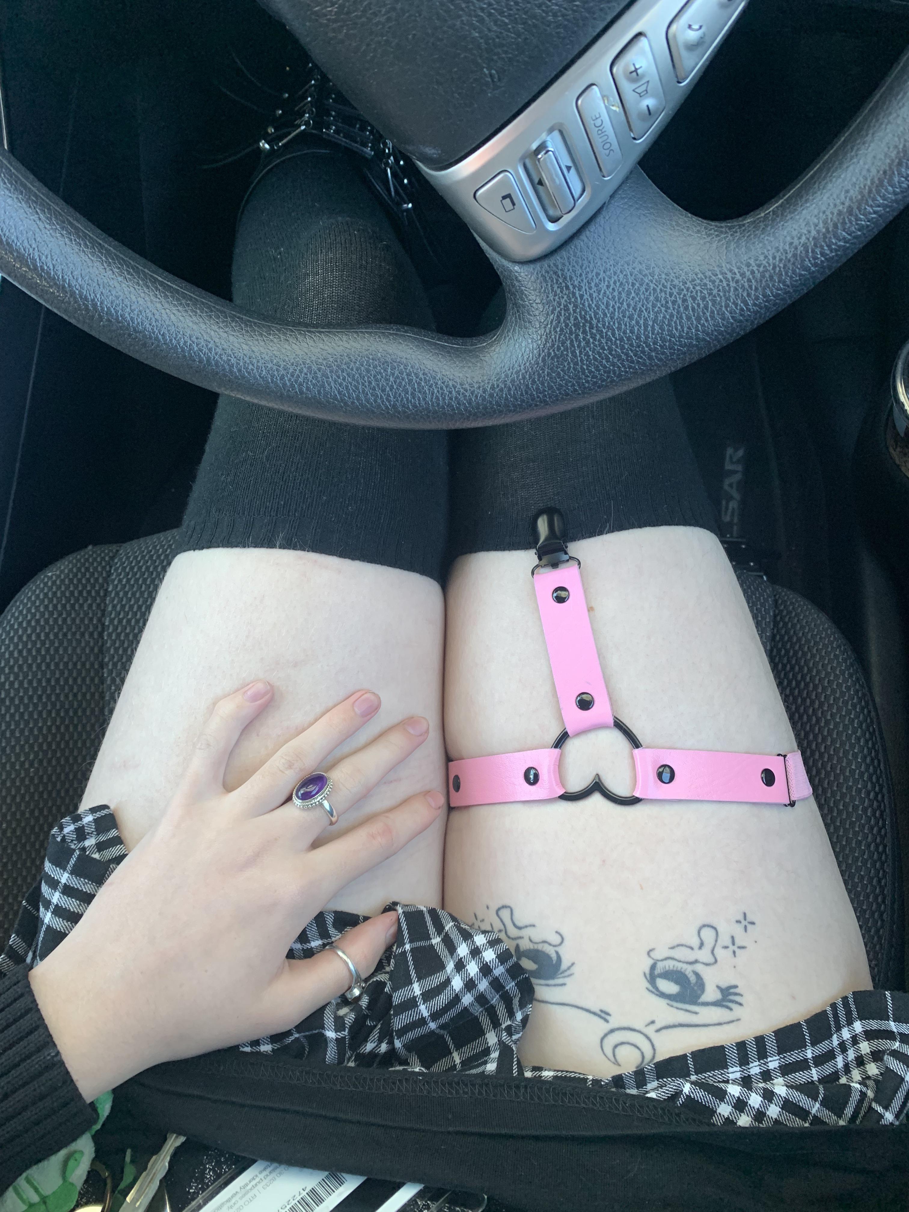 can i squish u between these thighs? | Scrolller