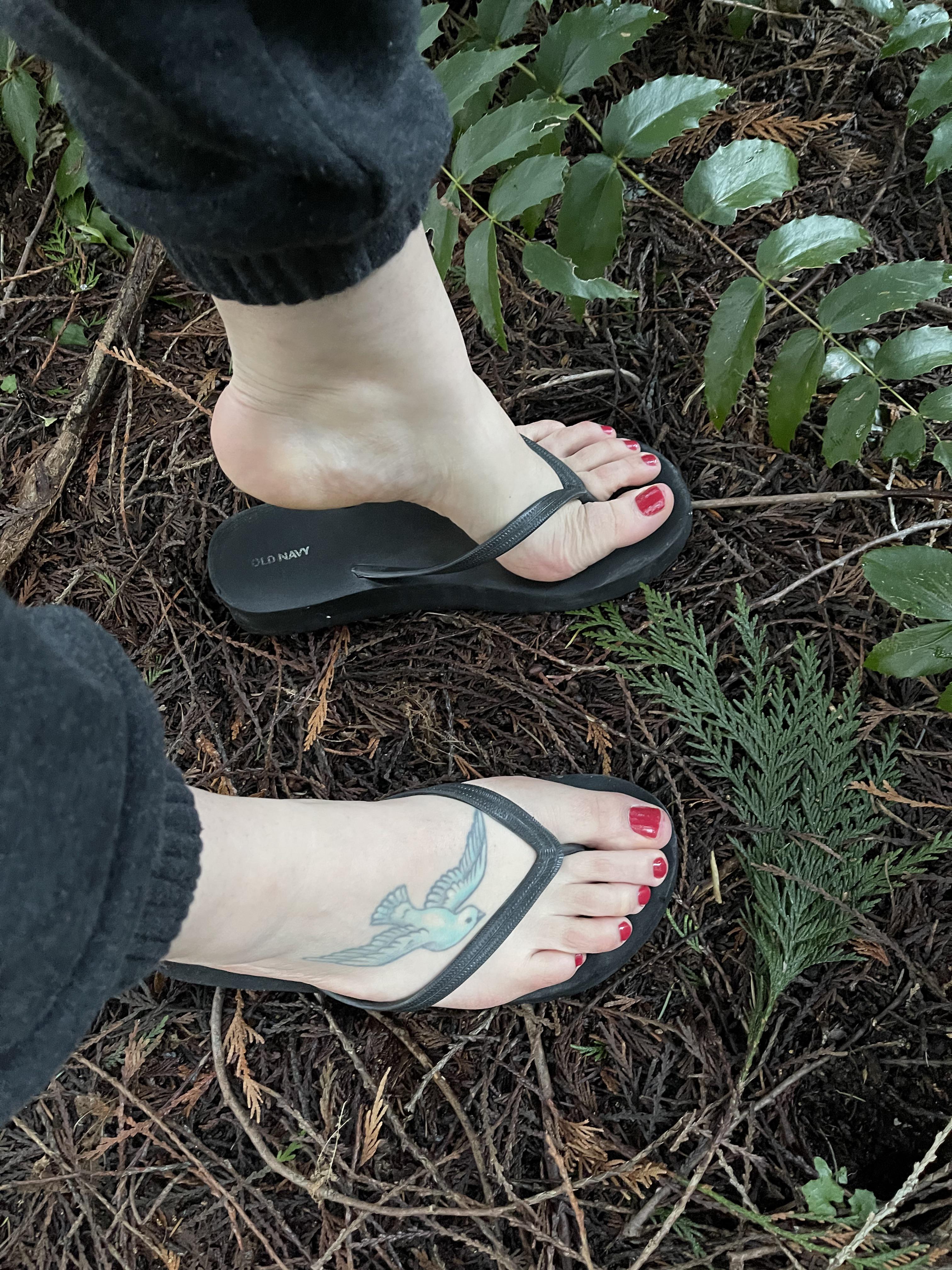 Can you resist beautiful feet in a classic flip flop?! | Scrolller