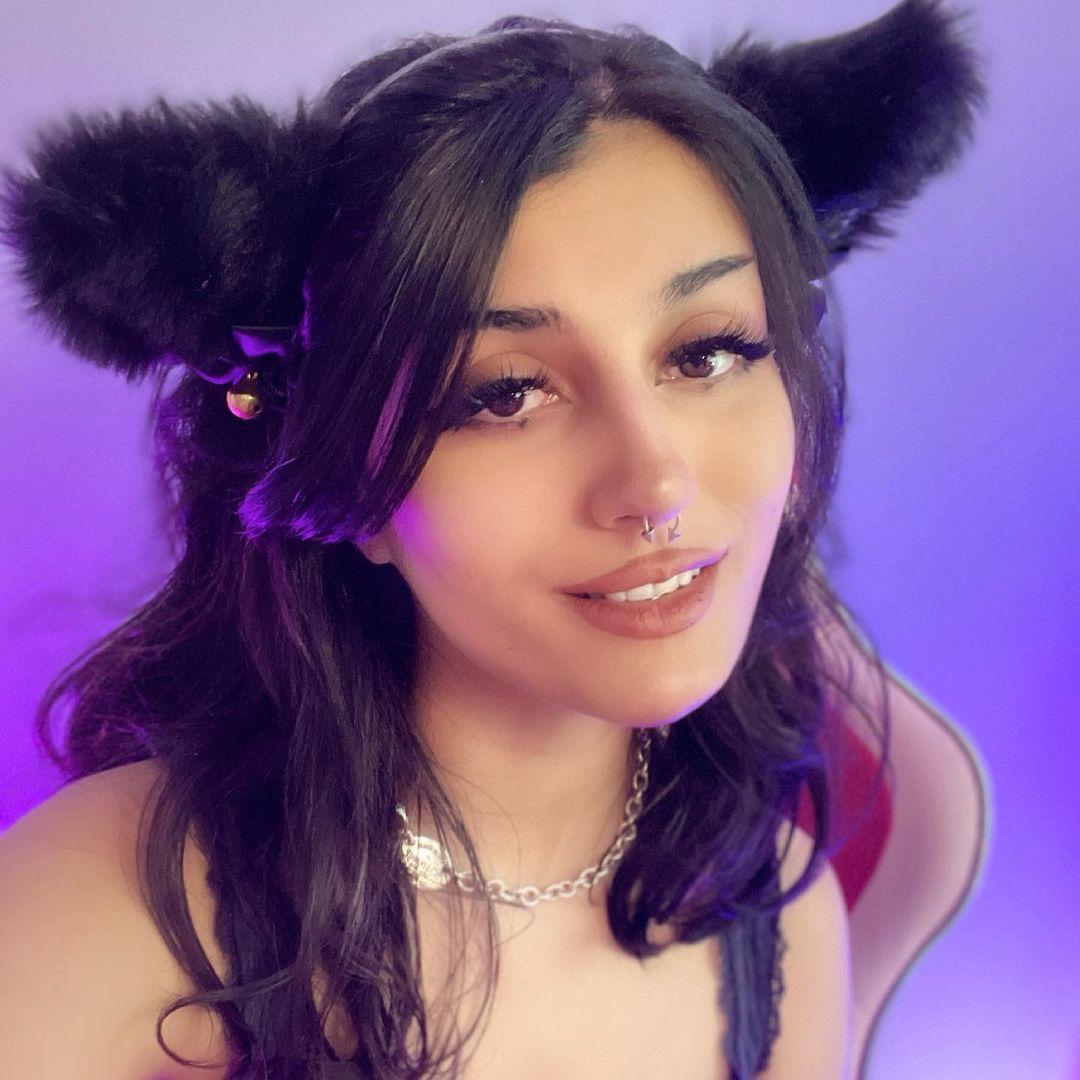 w0ffe (SSSniperwolf's younger sister) | Scrolller