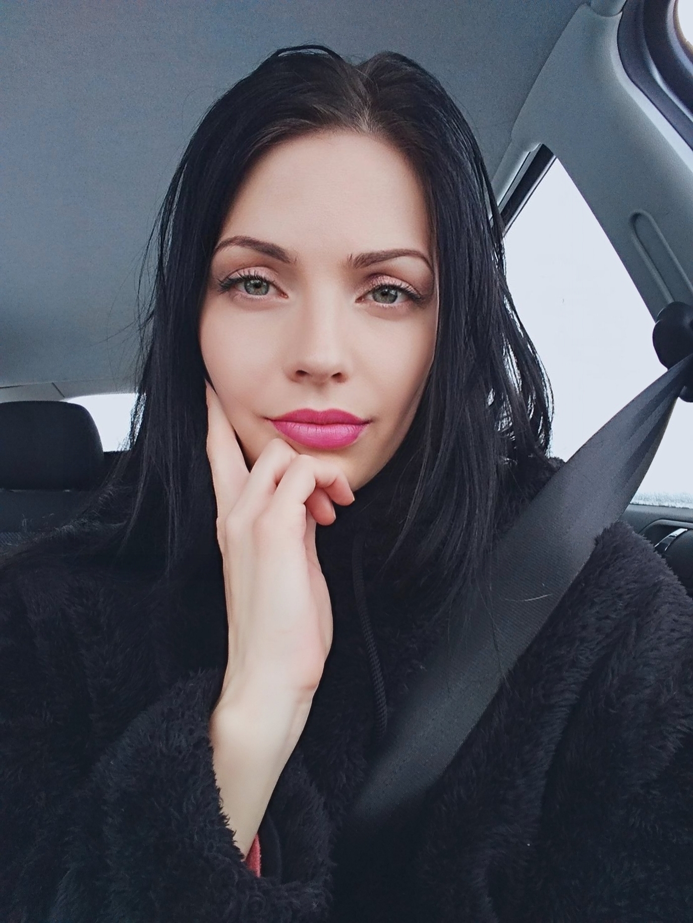 Car selfie with pink lips [F30] | Scrolller