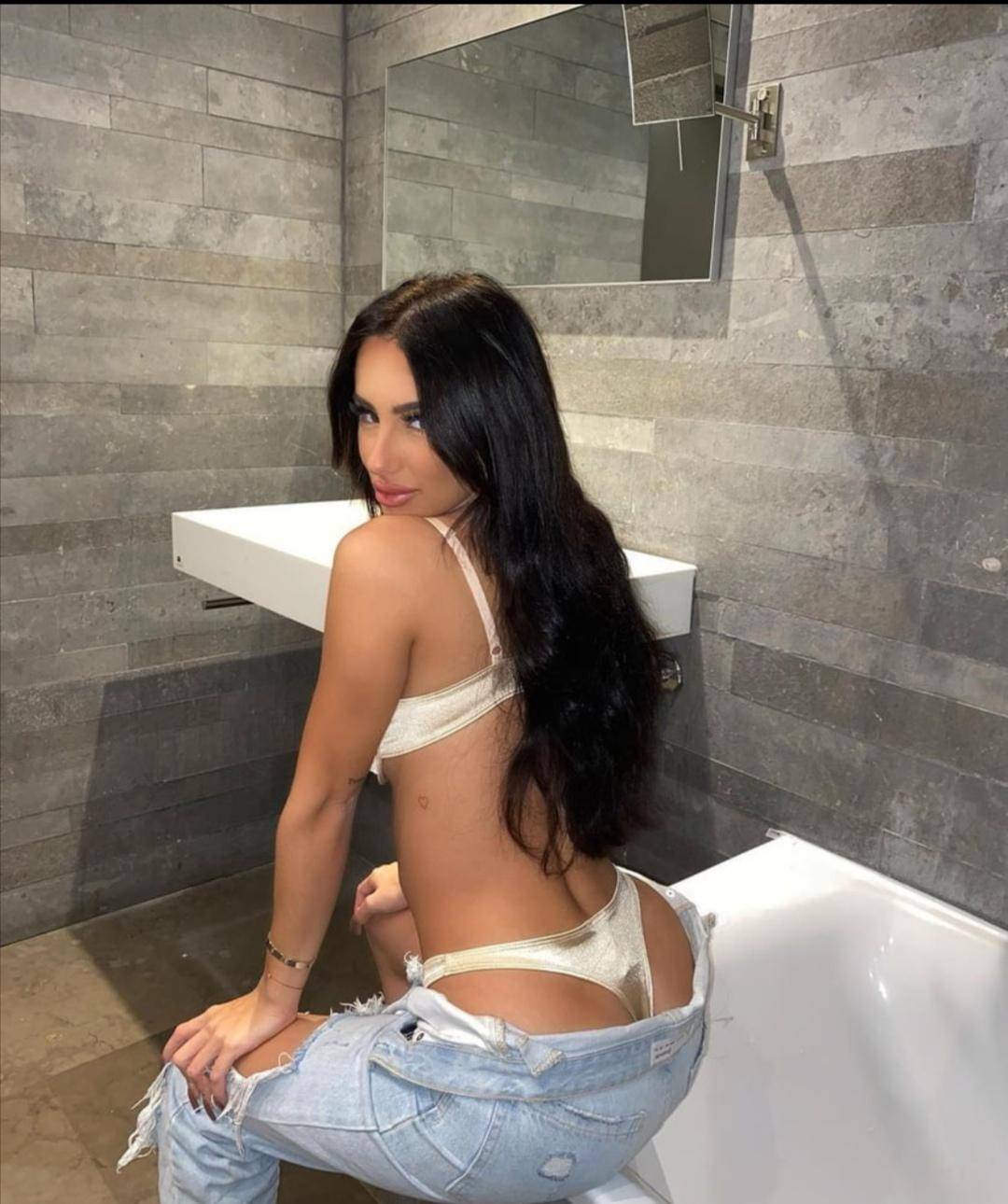 Carla Talon | Scrolller