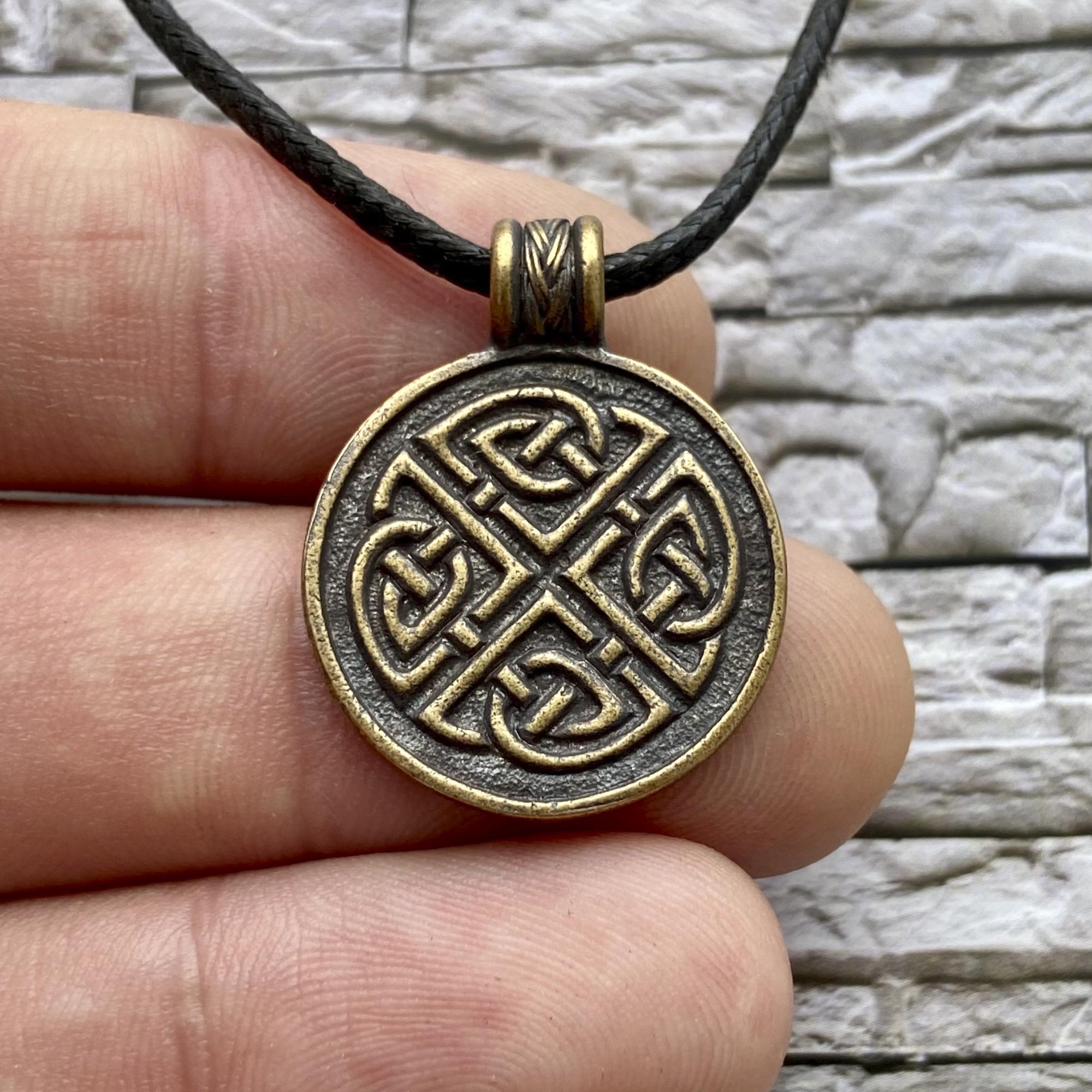 Celtic knot pendant. Brass | Scrolller