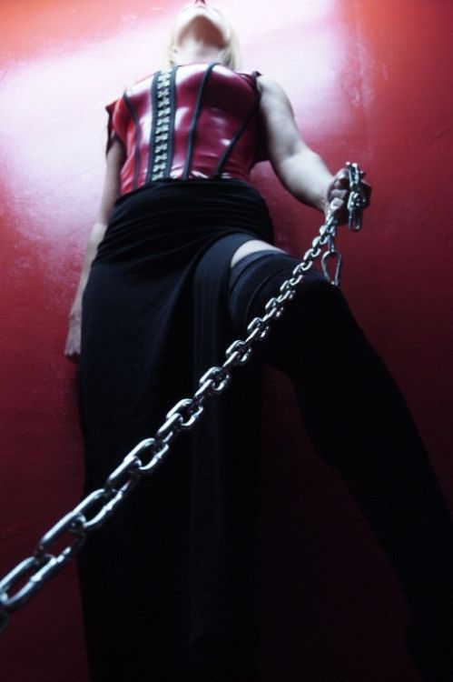 Chain leash | Scrolller