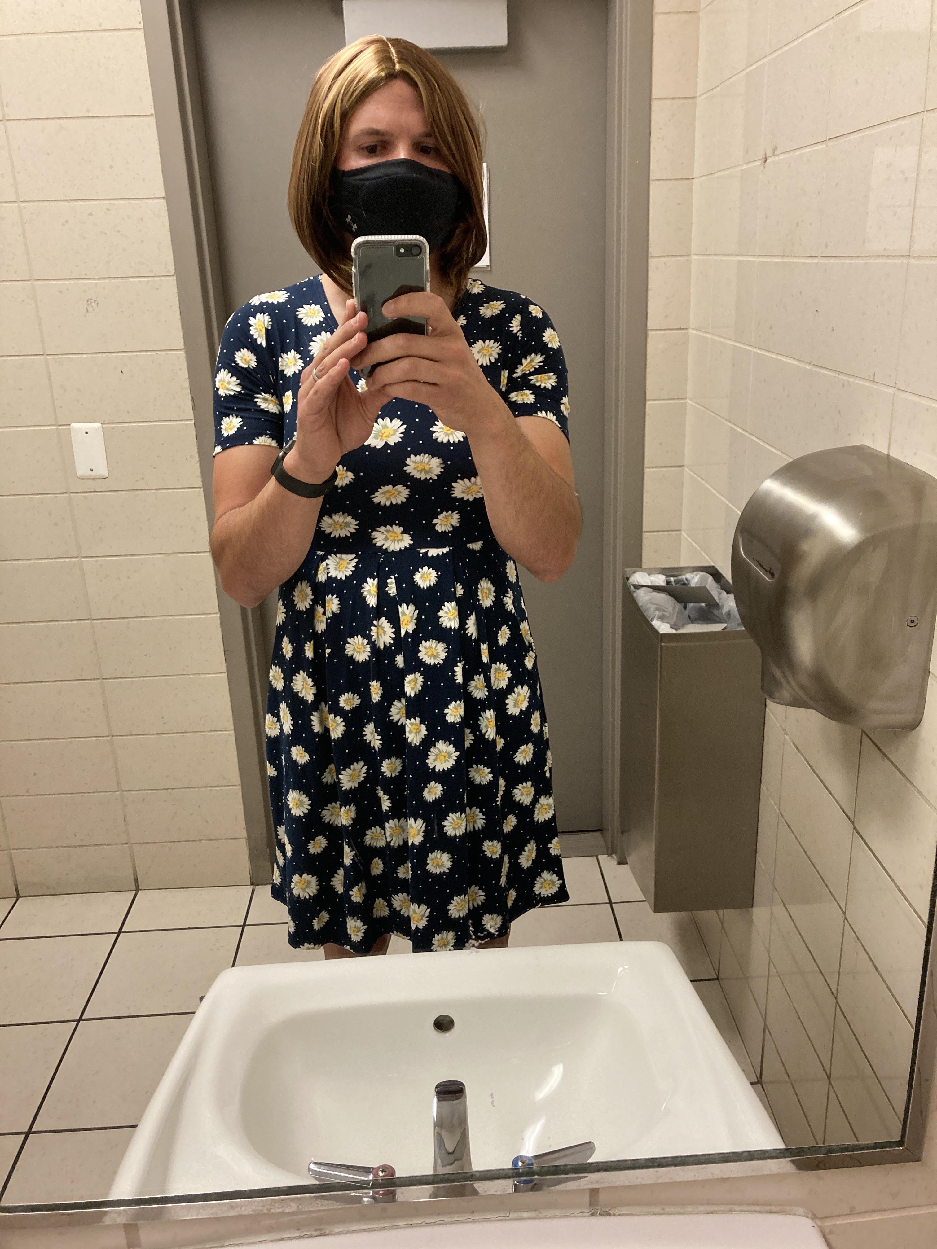 Changing at the mall | Scrolller