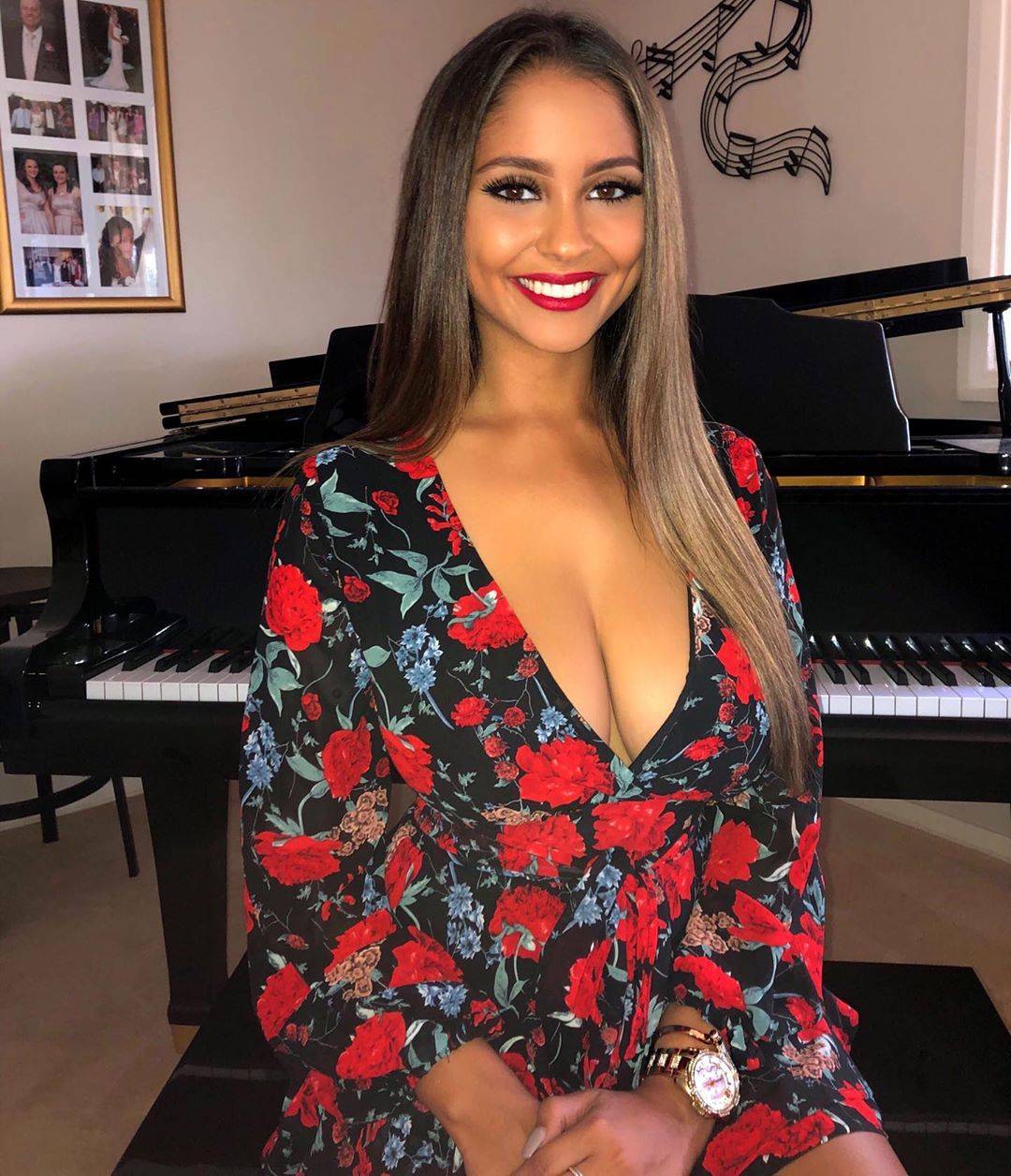 Channele on piano | Scrolller