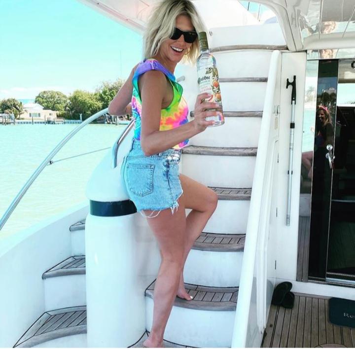 Charissa Thompson with the booze delivery | Scrolller