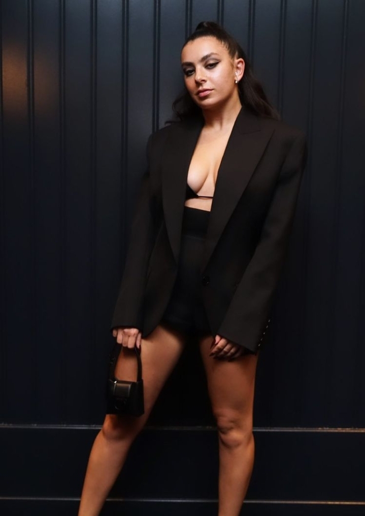 Charli xcx | Scrolller