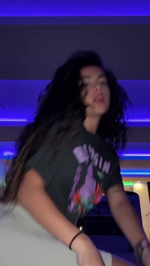 Cheeks clapping | Scrolller