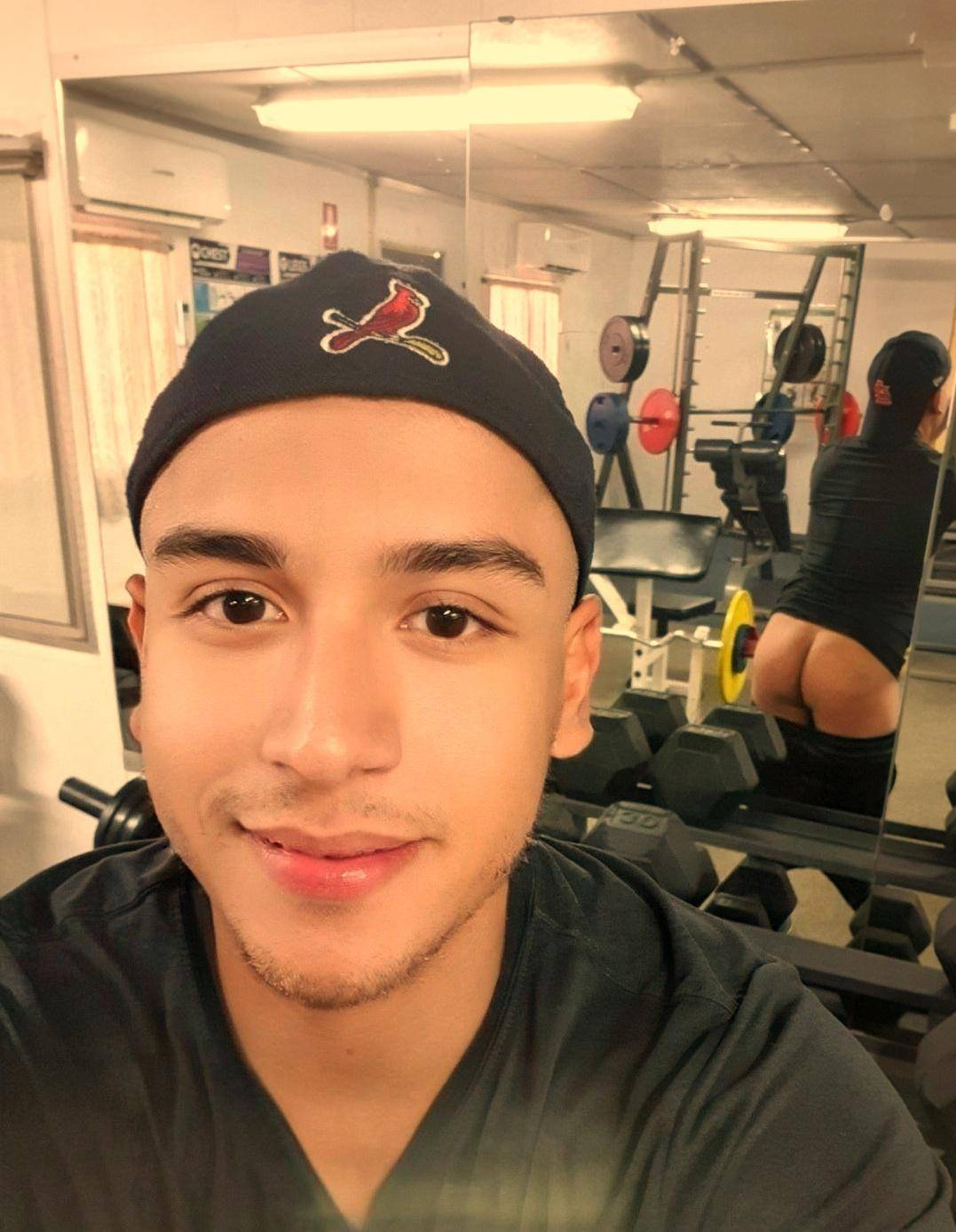 Cheeky picture ar the gym. | Scrolller