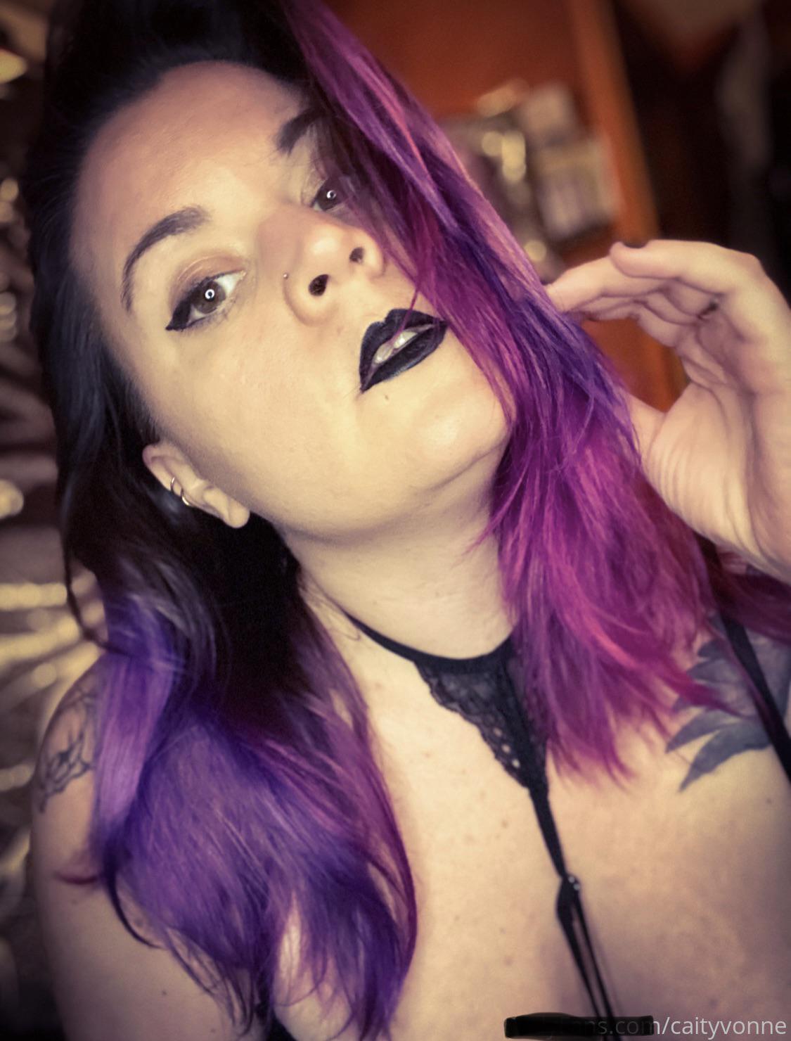 Cheers to all you goth babes with daddy issues 😘🖤🍻 | Scrolller