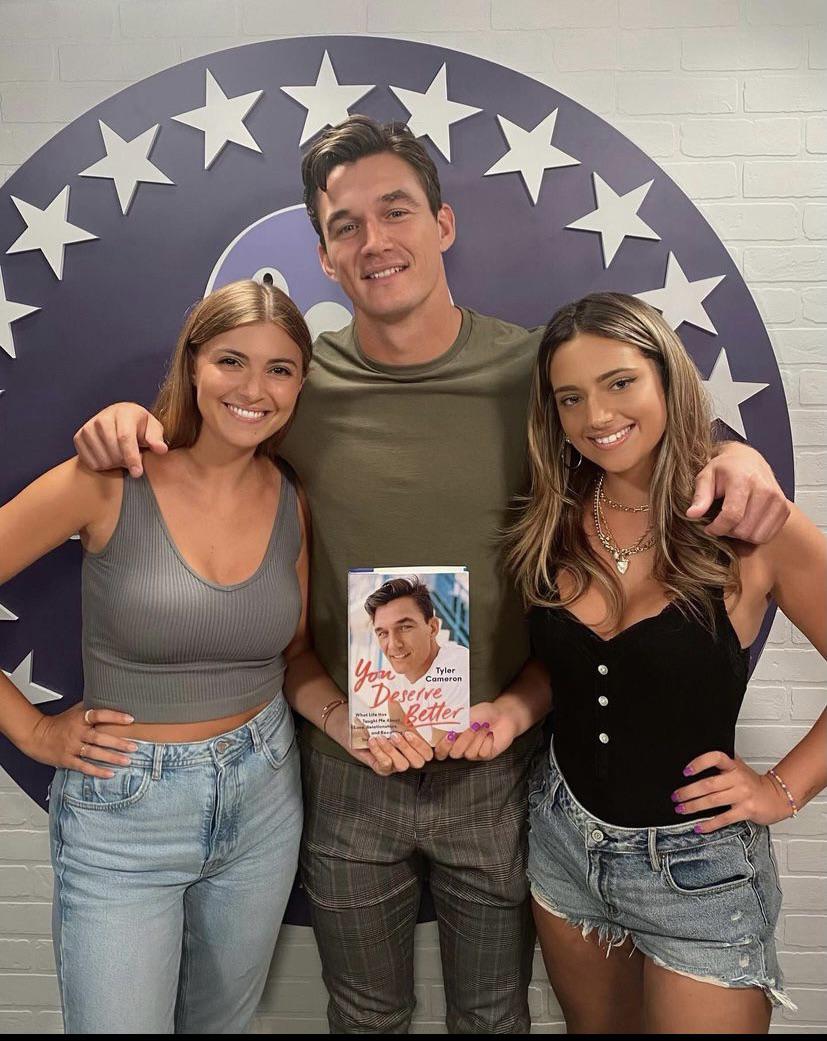 Chicks in the office | Scrolller