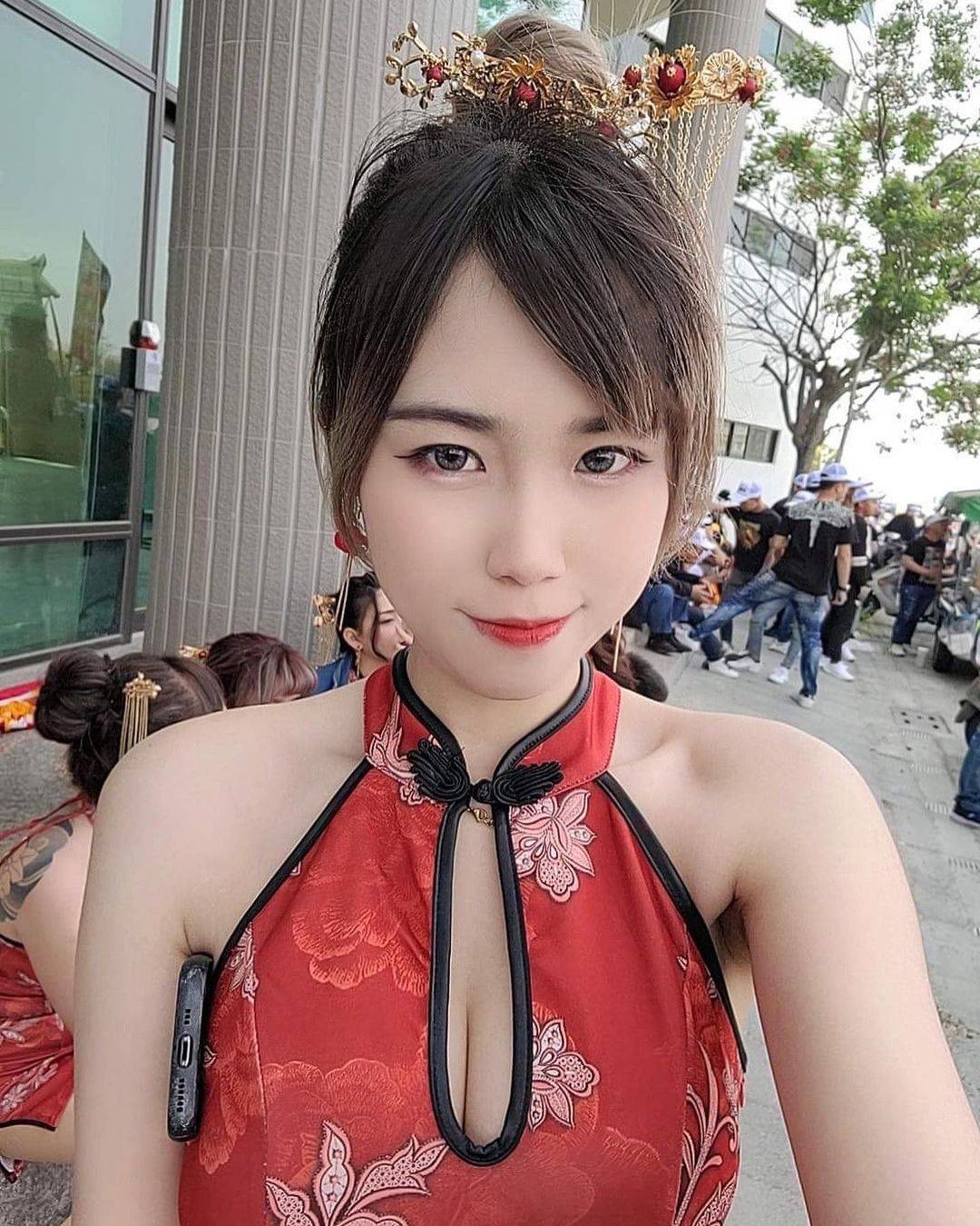 Chinese Dress Scrolller